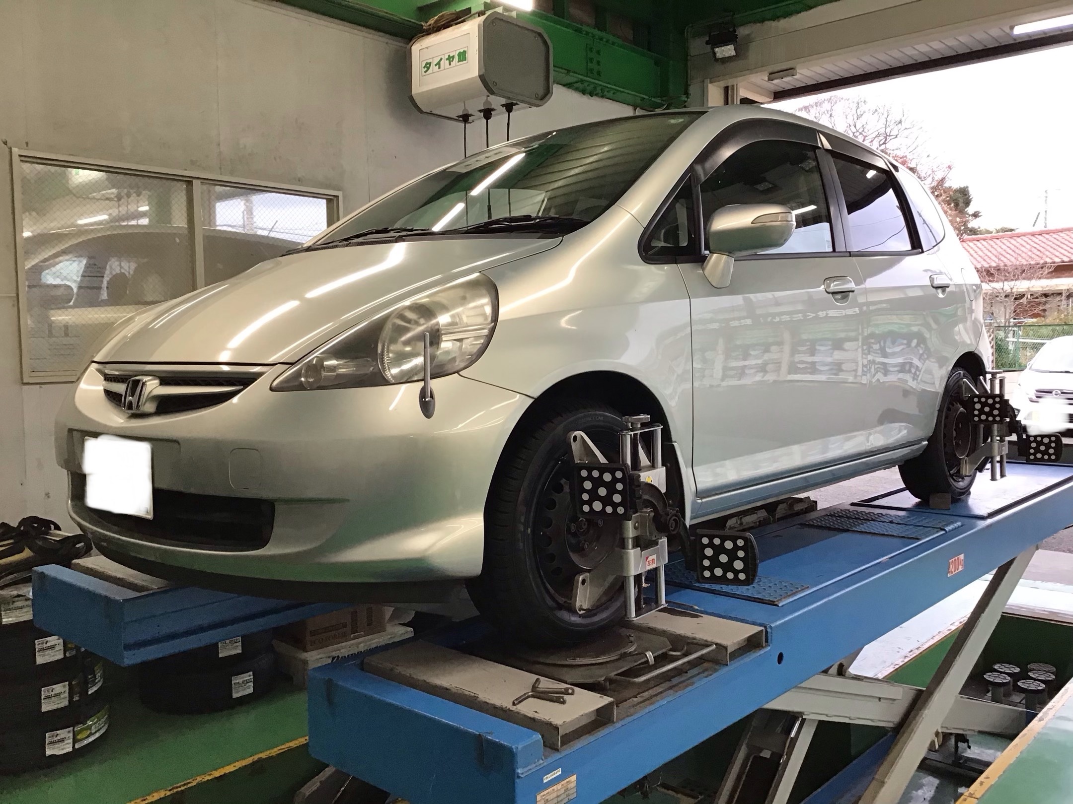 ホンダ・FIT(GD1)アライメント調整&ヘッドライト磨き！ | 店舗おススメ情報 | タイヤ館 大船（神奈川県）
