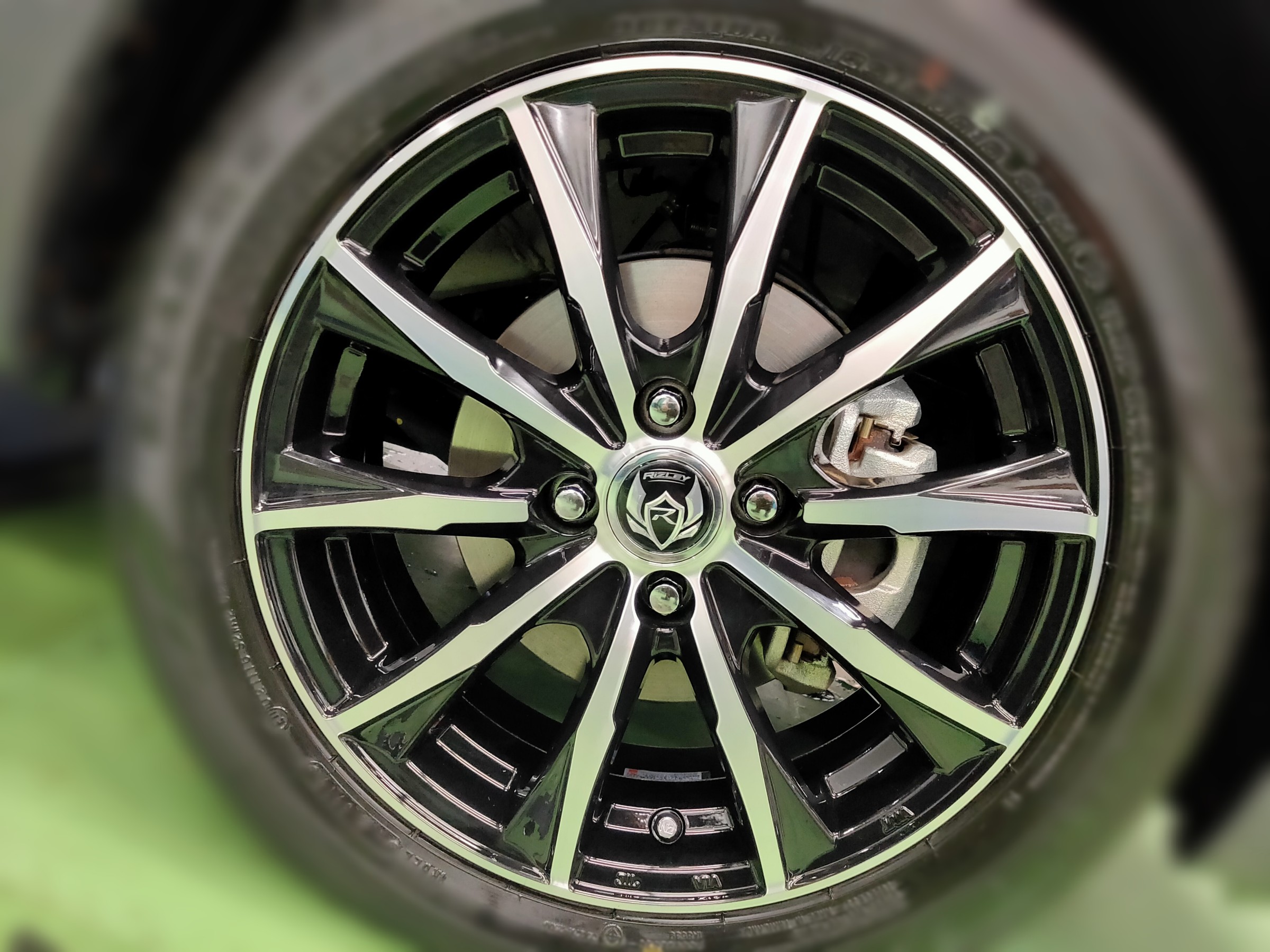 【ホンダ FIT（GR8）】ホイール交換を行いました。 | 店舗おススメ情報 | タイヤ館 阿見（茨城県）