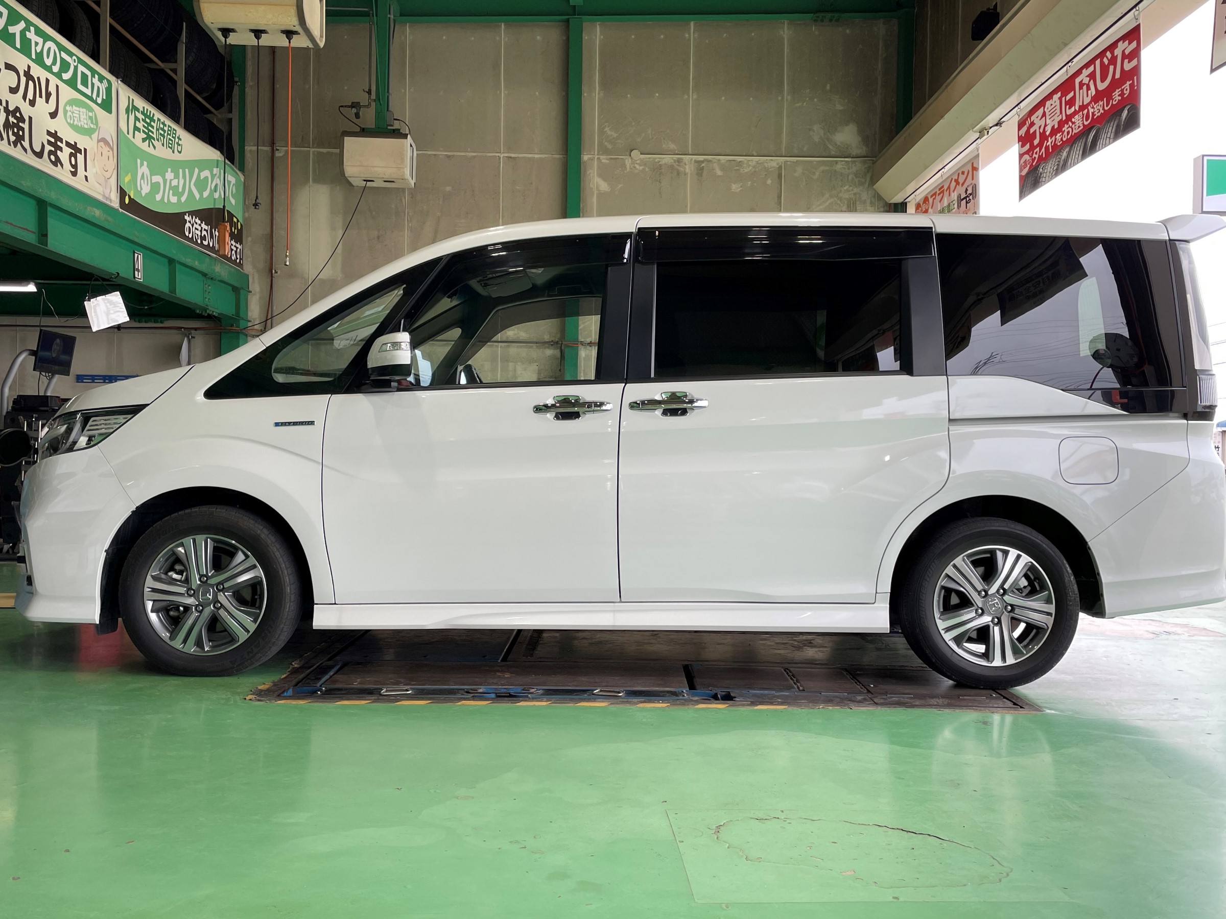 ステップワゴンスパーダ RP5 タイヤホイール取り付け LEONIS GX | 店舗おススメ情報 | タイヤ館 新居浜（愛媛県）