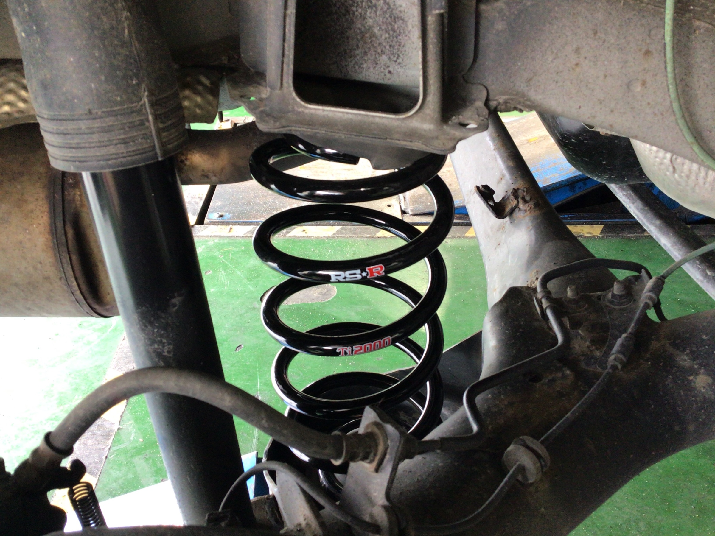 【タイヤ館須賀川】ZVW30プリウス 今回は30系プリウスへRSR Ti2000ダウンサスの取り付けです♪只今TEIN、RSR、BLITZ、CUSCOなどの足回り商品キャンペーン中‼︎ ...