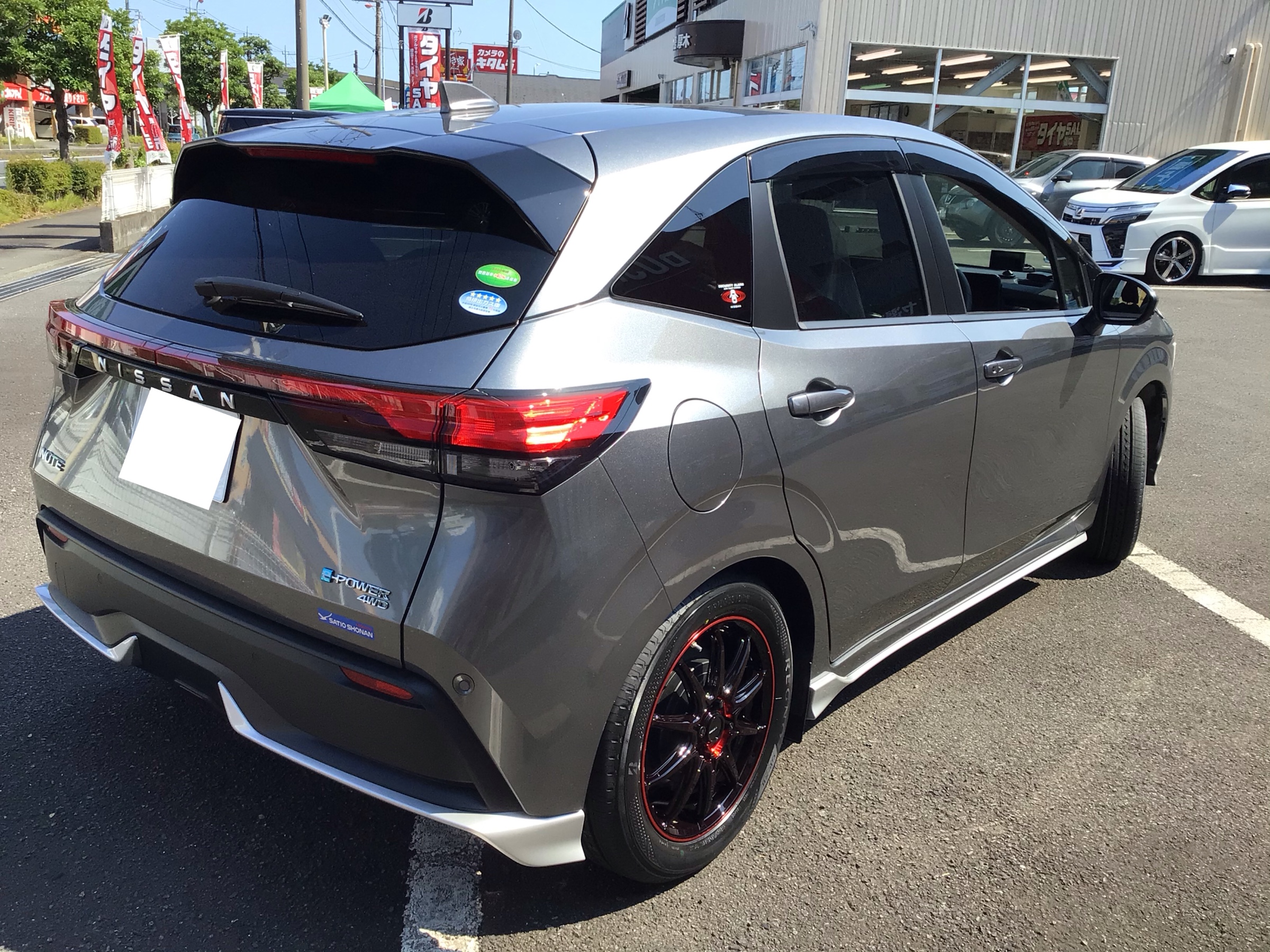 日産 新型ノート(E13)ホイールセット取り付け！ | 日産 ノート ホイール タイヤ・ホイール関連 > タイヤ・ホイール交換 | サービス ...