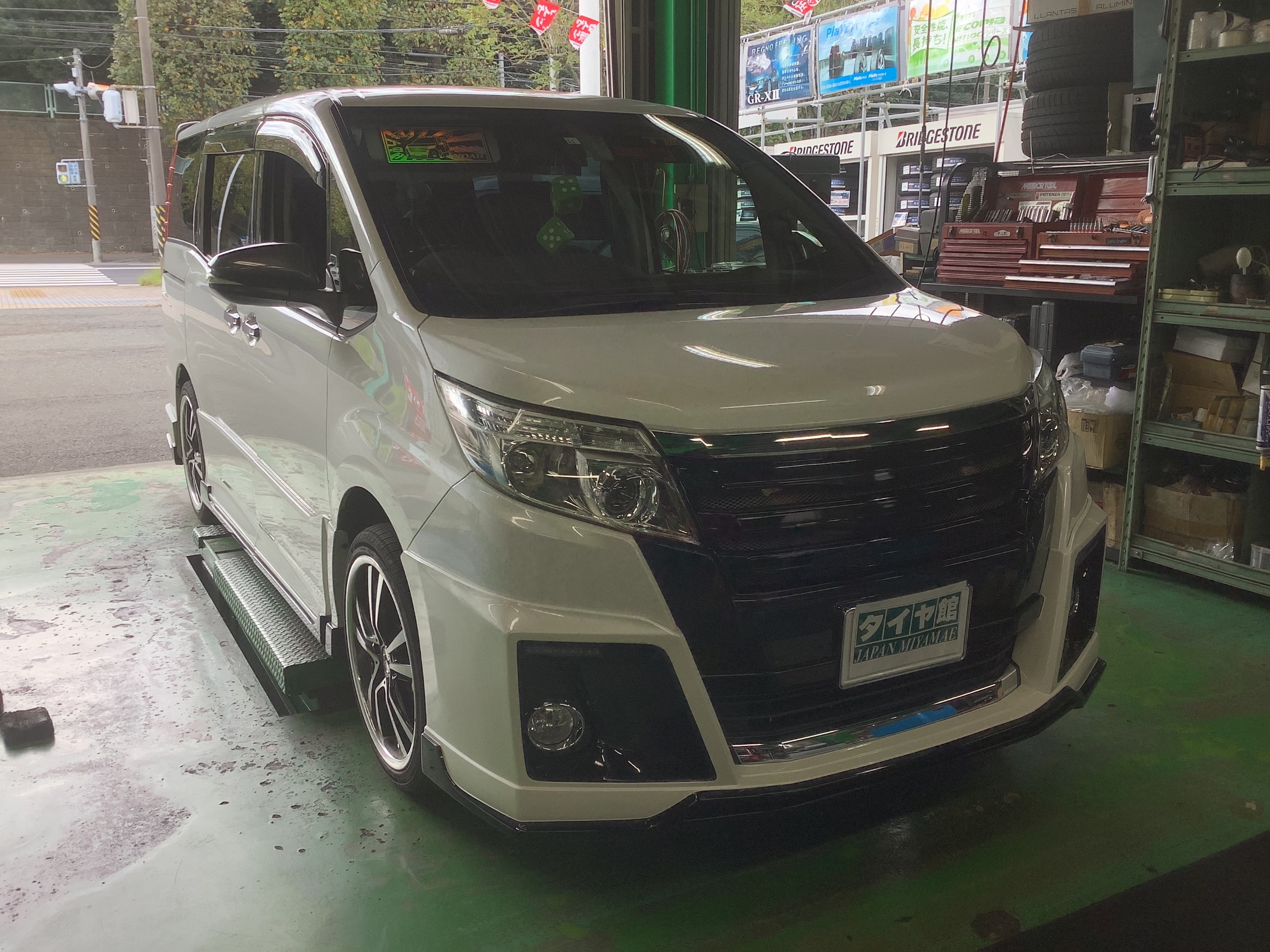 トヨタ ZRR80 ノア CVTフルード圧送交換 | 店舗おススメ情報 | タイヤ館 ジャパン宮前（神奈川県）