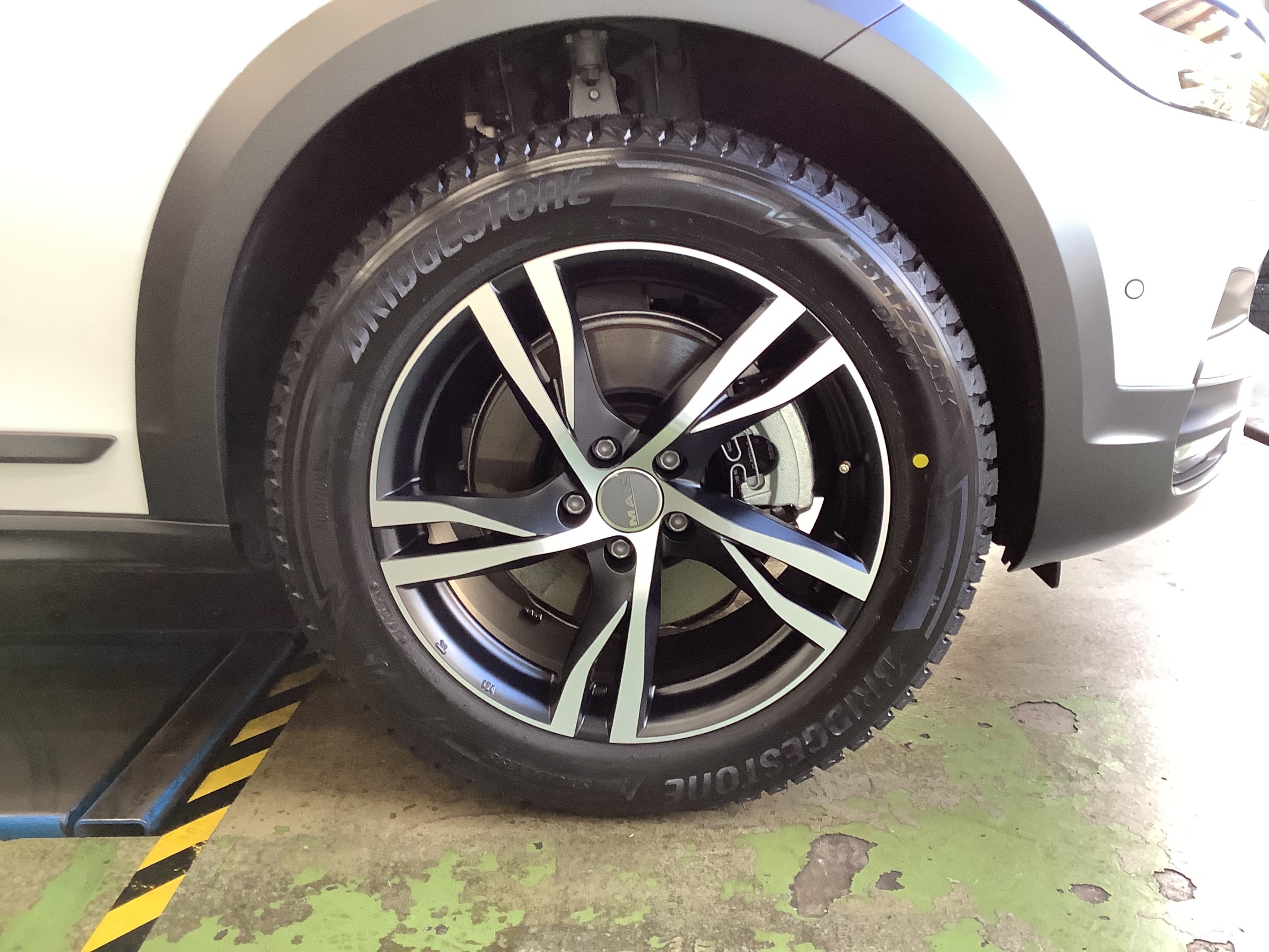 ボルボ V90&V60 スタッドレスセット取付！！ | 店舗おススメ情報 | タイヤ館 パドック246（東京都）