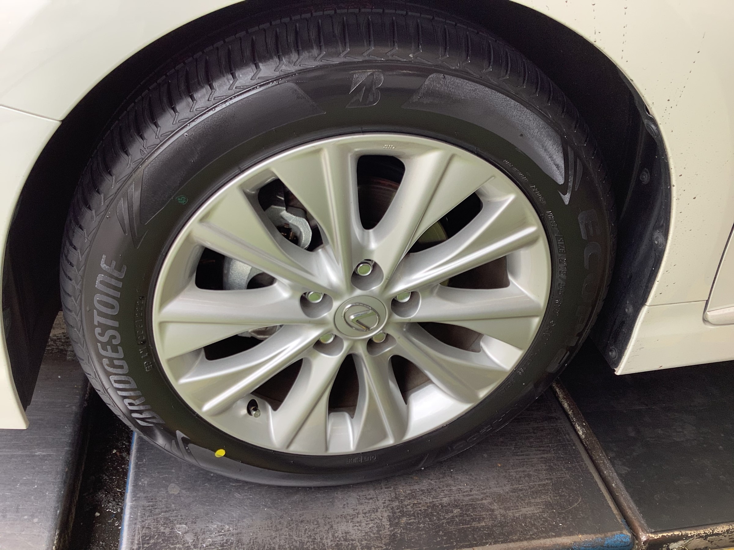 レクサス HS250h タイヤ交換！！ | 店舗おススメ情報 | タイヤ館 パドック246（東京都）