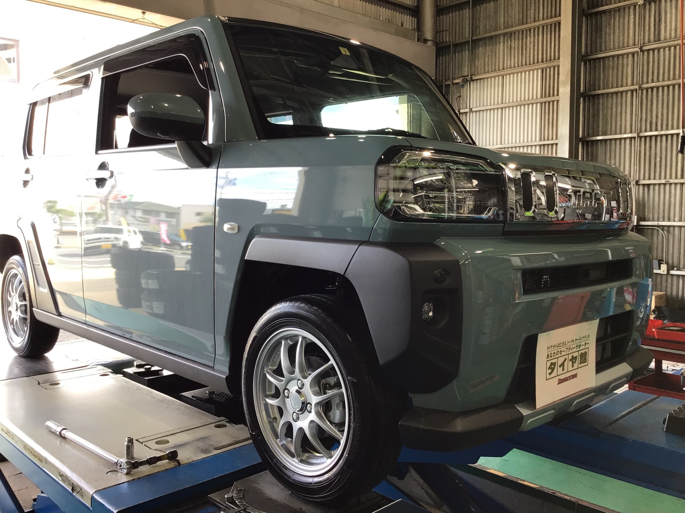 【タイヤ館和歌山事例】【ダイハツ タフト】アルミホイール交換 | 当店の作業事例 | タイヤ館 和歌山 | 大阪府・和歌山県のタイヤからはじまる、トータルカーメンテナンス タイヤ館グループ