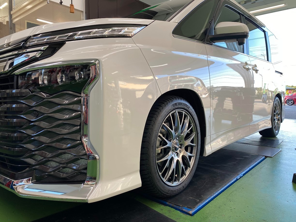 新型90系VOXY 【ダウンサス 取付】 | トヨタ ヴォクシー パーツ取付 > サスペンション取付 | 谷田部店の作業記録 | タイヤ館 ...