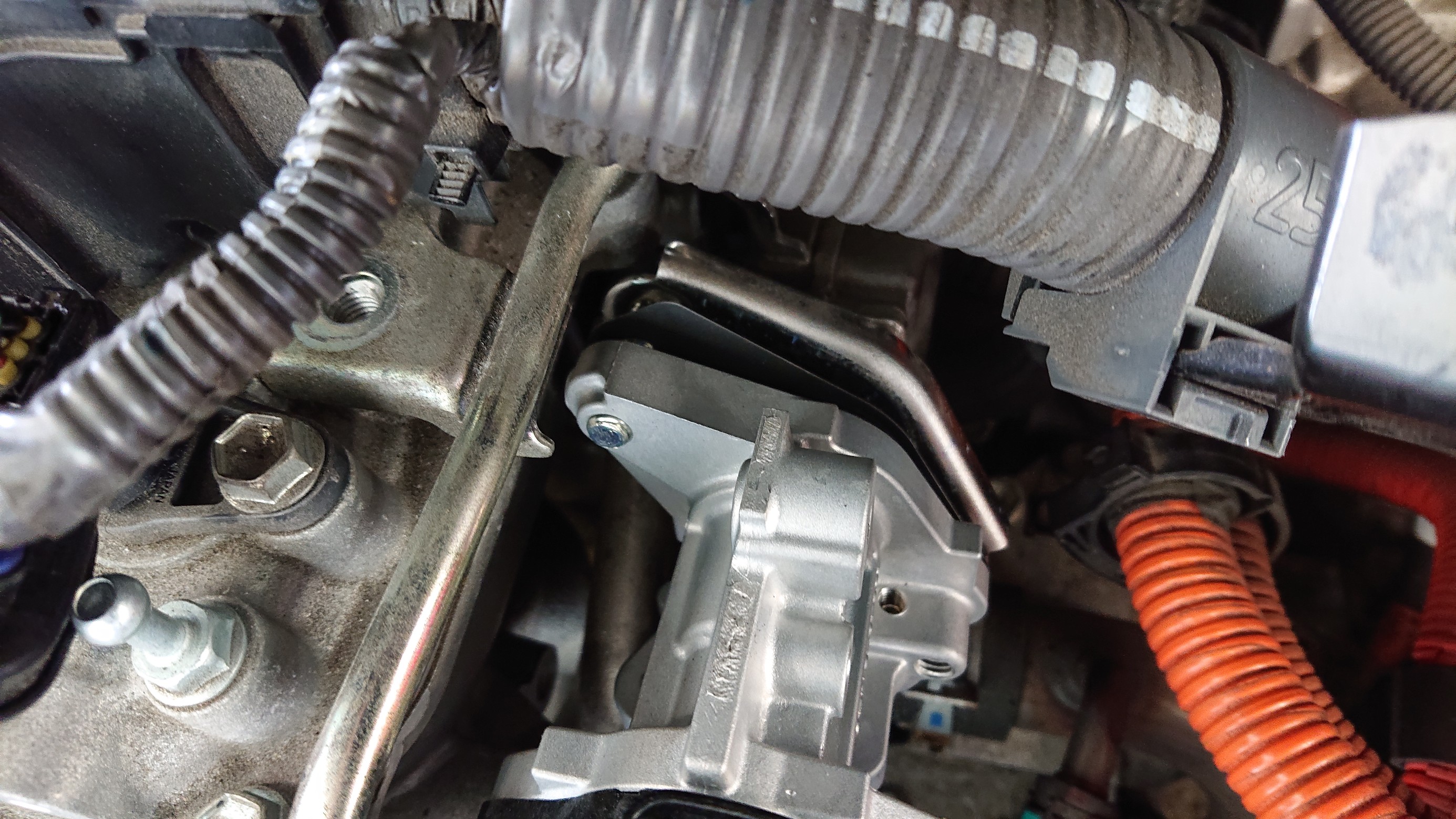 トヨタ・プリウス・ZVW30 】EGRバルブ交換です。 | 店舗おススメ情報 | タイヤ館 土浦北インター（茨城県）