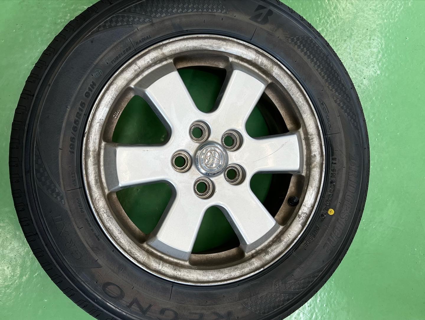 【20プリウス・NHW20・REGNO】タイヤ交換 | 店舗おススメ情報 | タイヤ館 阿見（茨城県）