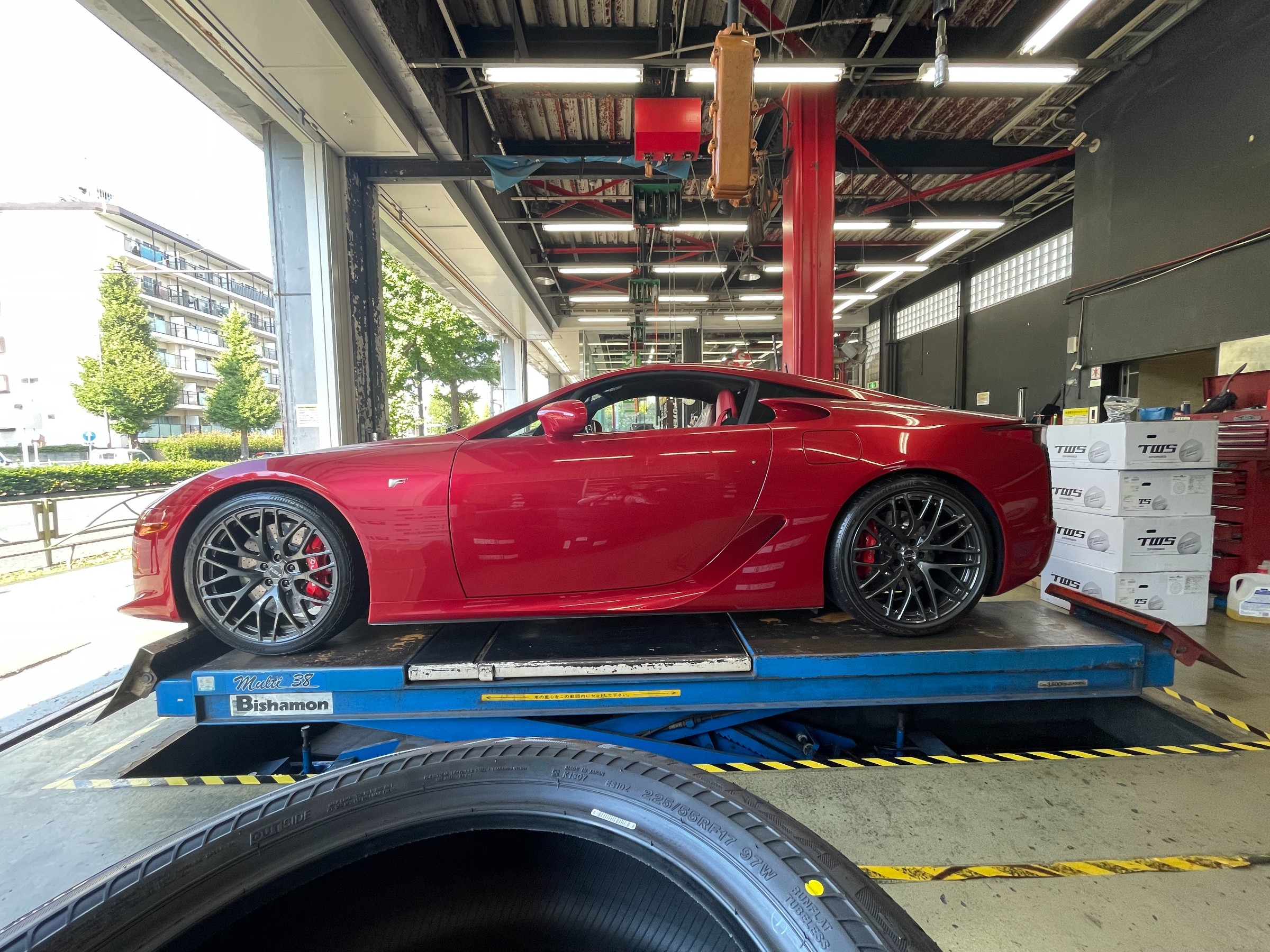 ☆レクサス LFAホイール交換☆ | 店舗おススメ情報 | タイヤ館 パドック246（東京都）