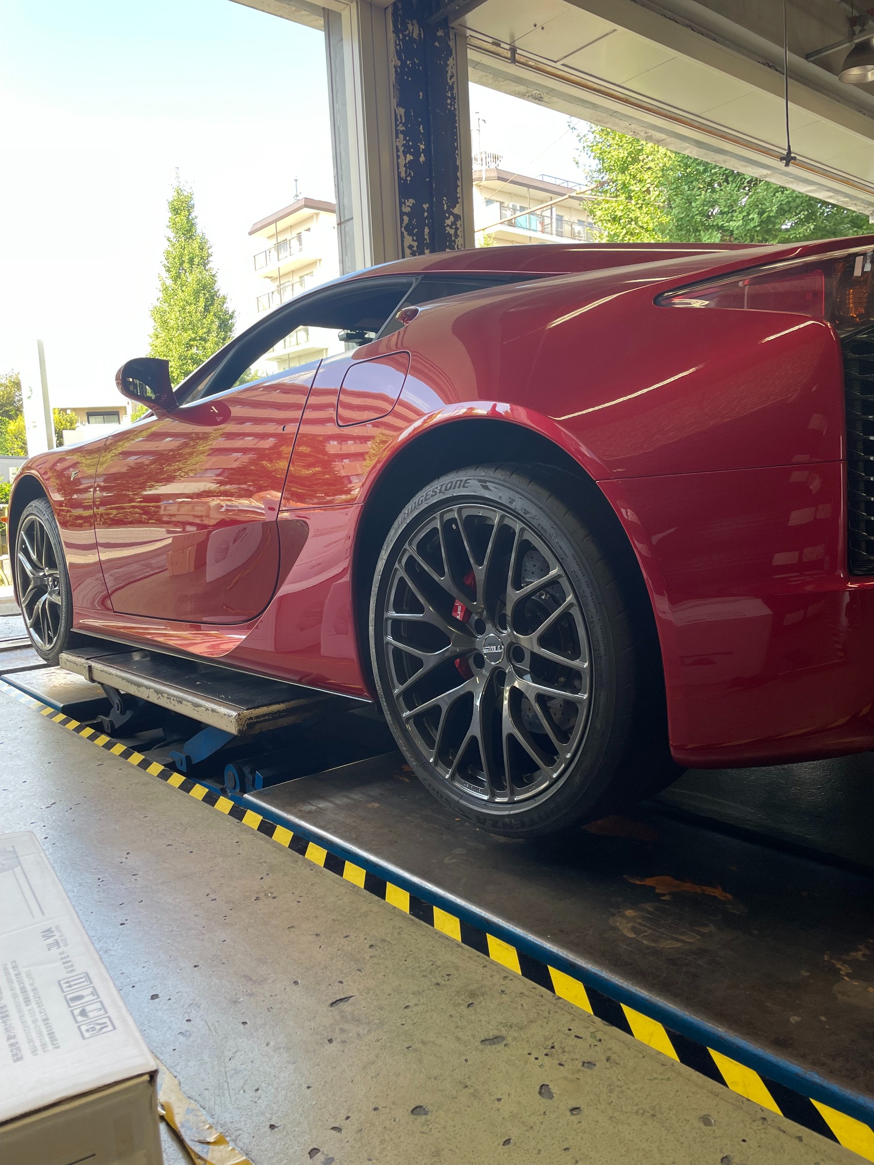 ☆レクサス LFAホイール交換☆ | 店舗おススメ情報 | タイヤ館 パドック246（東京都）