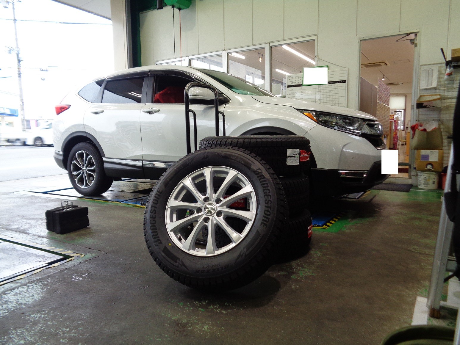 RT6型CR-Vスタッドレスタイヤの装着 | ホンダ CR-V タイヤ | サービス事例 | タイヤ館 加古川中央 | 兵庫県のタイヤ、カー ...