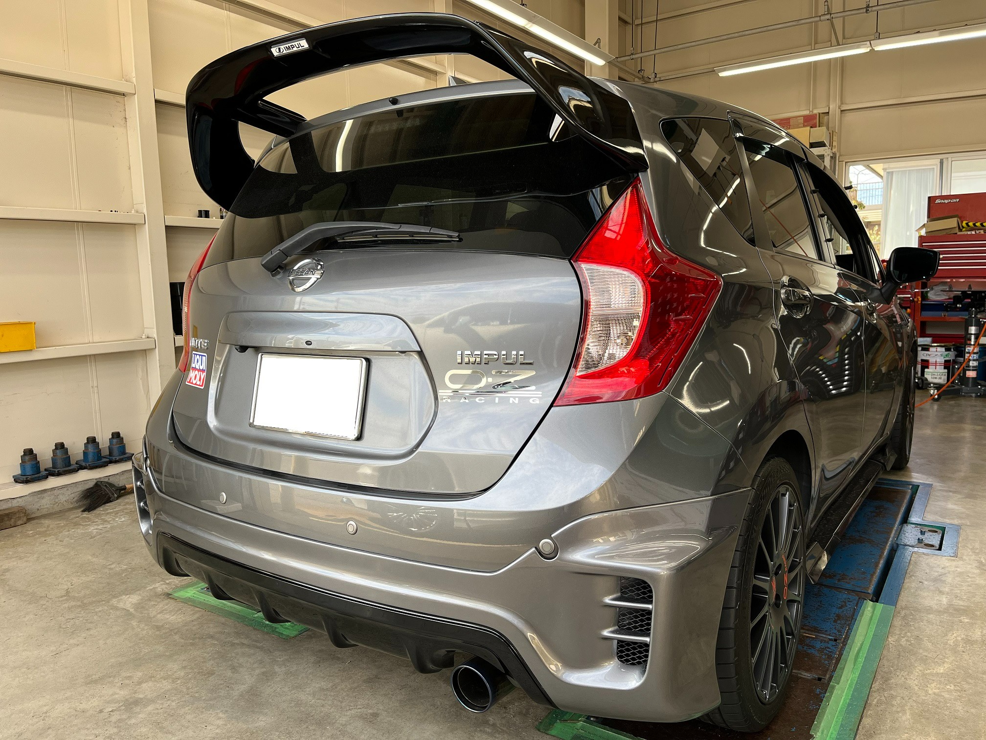 NOTE IMPULリアハーフスポイラー取付＆OZ･RACINGホイール交換 | 店舗おススメ情報 | タイヤ館 金沢東（石川県）