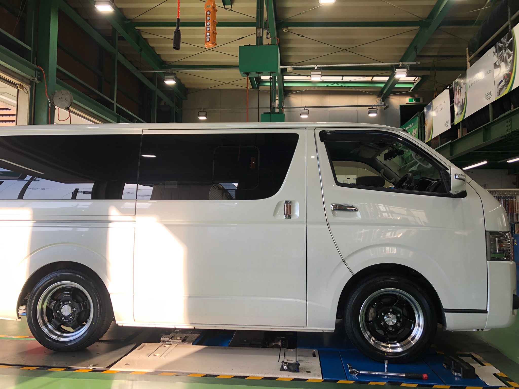 トヨタ ハイエースに WORK XTRAP S1HC BK カラー17インチ取り付け♪ | 店舗おススメ情報 | タイヤ館 堺北（大阪府）