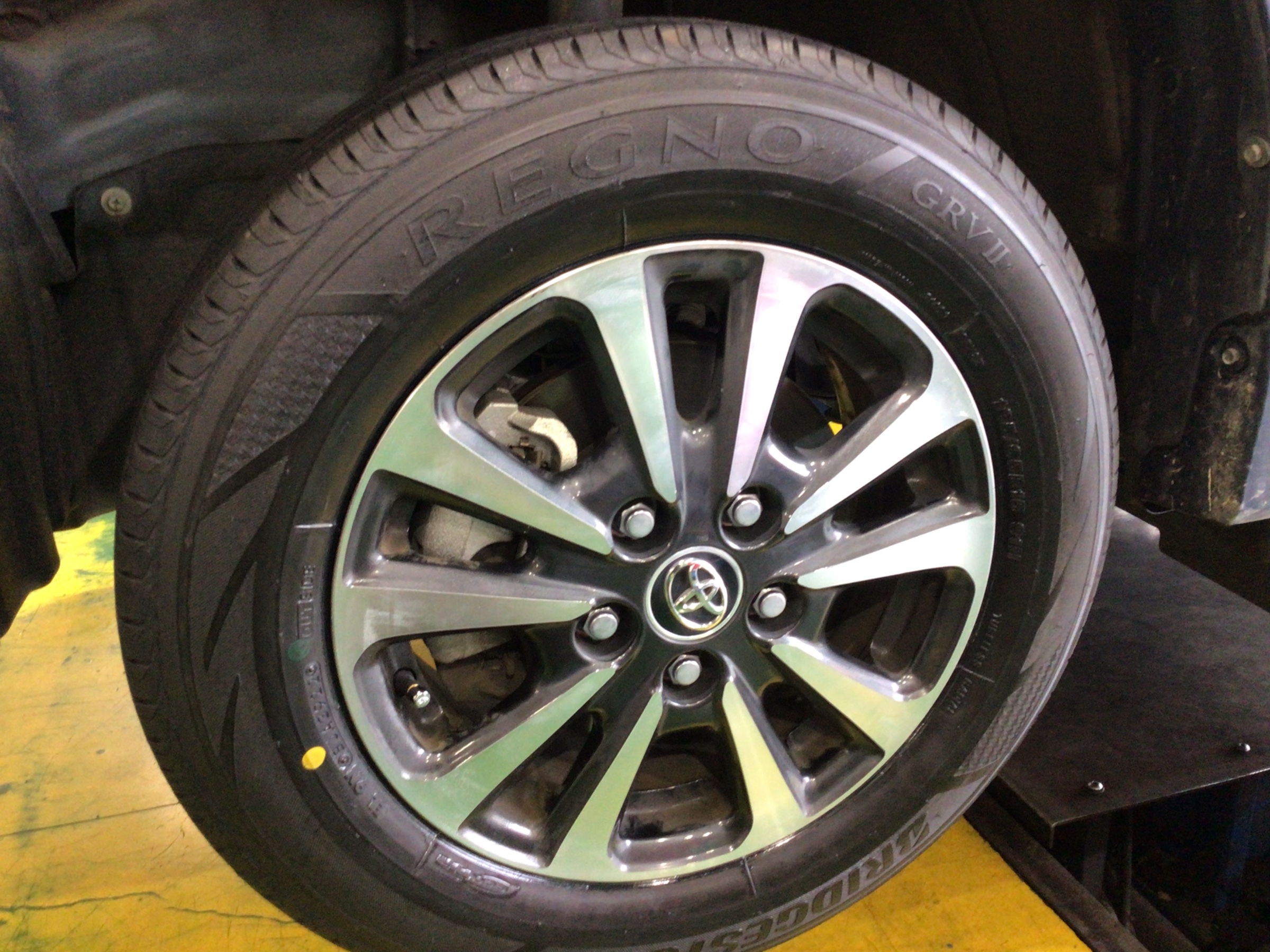 トヨタ エスクァイア タイヤ交換・アライメント調整作業 | 店舗おススメ情報 | タイヤ館 北本（埼玉県）