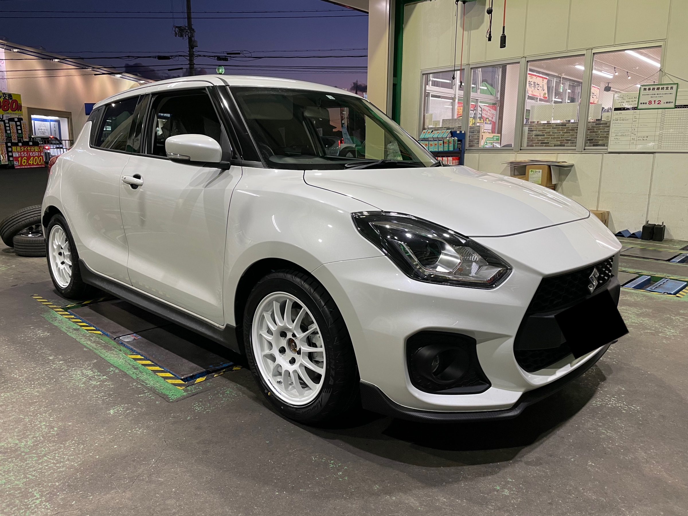 ZC33S スイフトスポーツ エンケイホイール装着 白ホイールはお好きですか？ | スズキ スイフトスポーツ ホイール | サービス事例 | タイヤ館 加古川中央 | 兵庫県のタイヤ、カー用品 ...