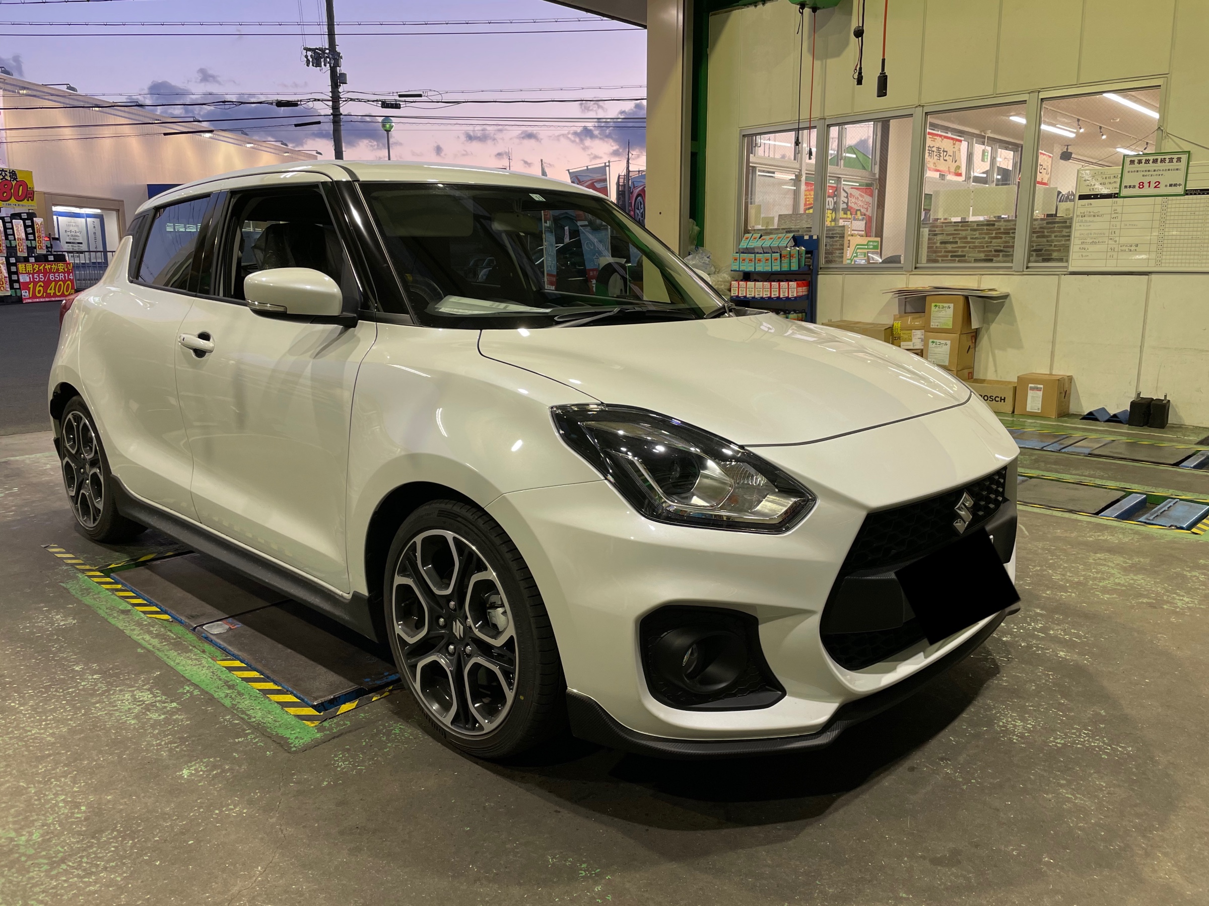 ZC33S スイフトスポーツ エンケイホイール装着 白ホイールはお好きですか？ | スズキ スイフトスポーツ ホイール | サービス事例 | タイヤ館 加古川中央 | 兵庫県のタイヤ、カー用品 ...