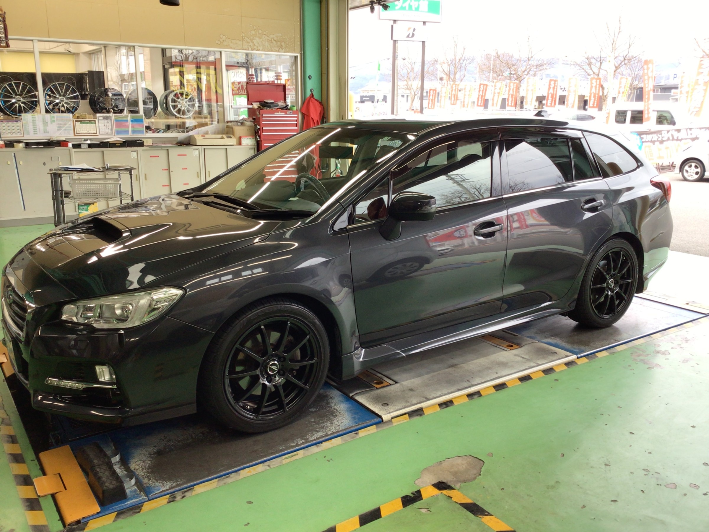 レヴォーグ(VM4)18インチ アルミホイール交換♪♪ | 店舗おススメ情報 | タイヤ館 岩出（和歌山県）