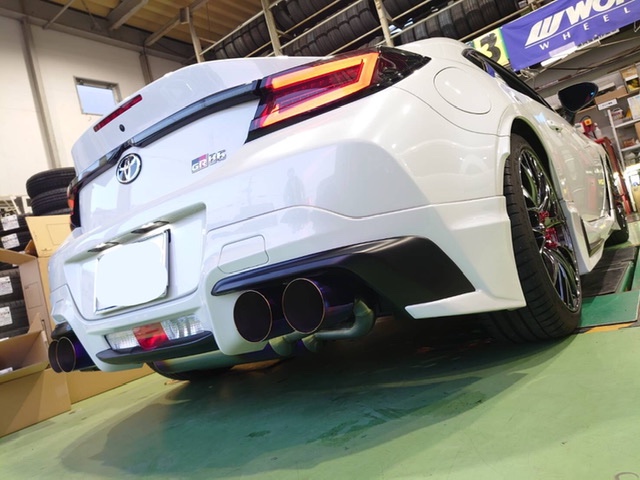 トヨタ ZN8 GR86 に アミューズ R1TITAN EXTRA Gold Ring STTI 4Tail マフラー を、お取り付けしまし ...