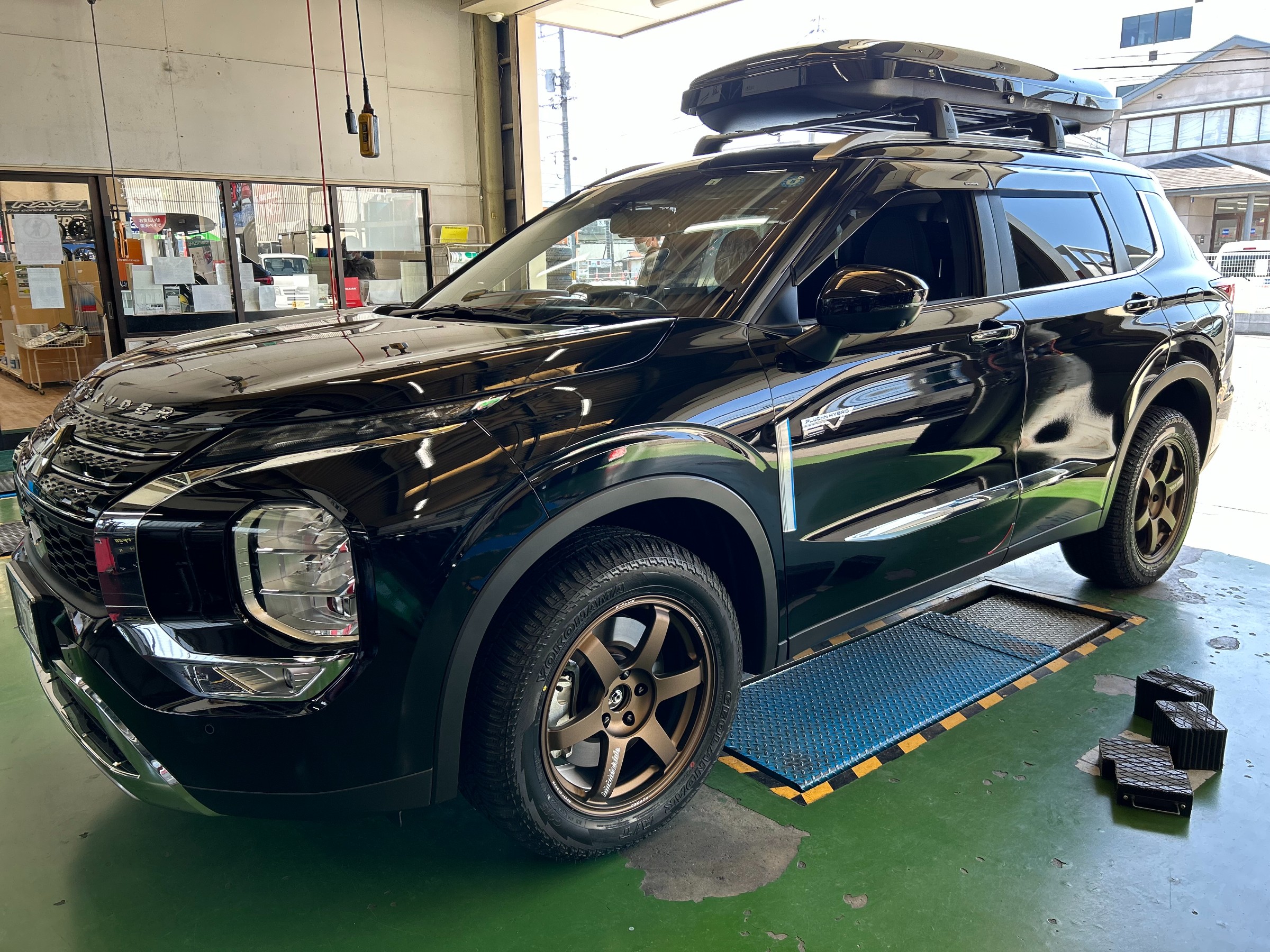 三菱 アウトランダーにRAYS鍛造ホイール取り付け ️ | 三菱 アウトランダーPHEV ホイール タイヤ・ホイール関連 > タイヤ・ホイール交換 | サービス事例 | タイヤ館 岡山東 ...