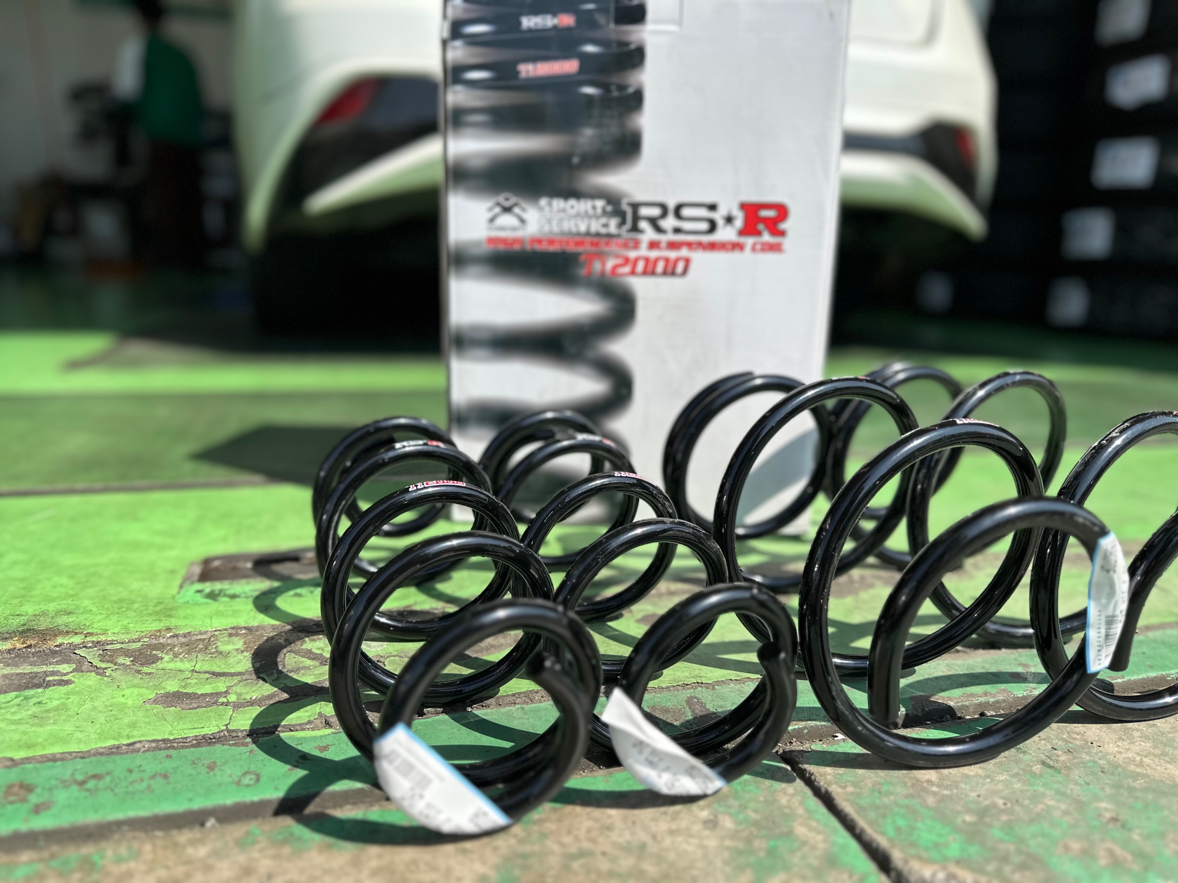 【TOYOTA・PRIUS・ZVW50】ダウンサス取り付け RS★R Ti2000 | 店舗おススメ情報 | タイヤ館 土浦北インター