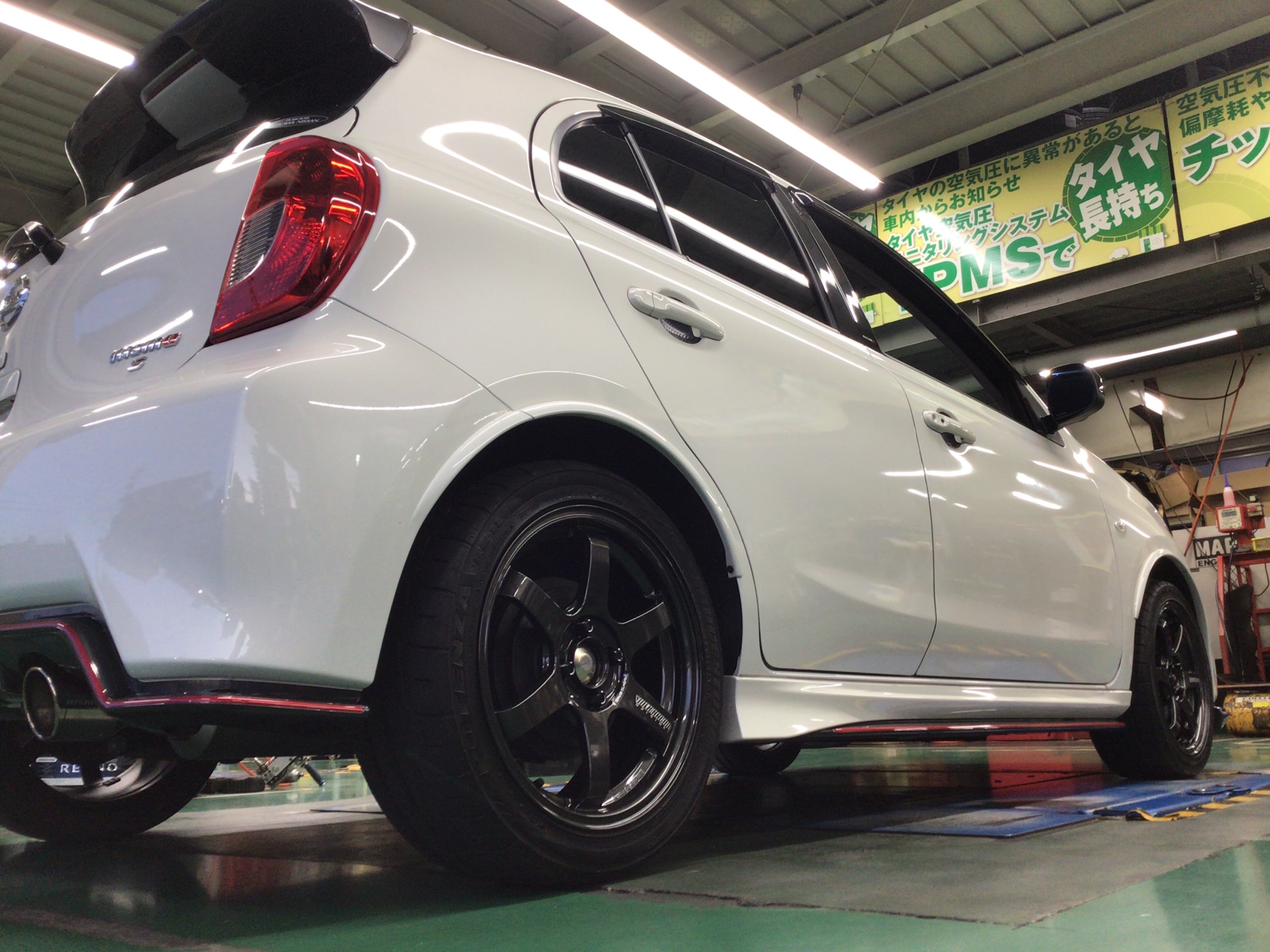 アルミホイール交換作業（RAYS VOLKRACING TE37 SONIC） 日産・マーチNISMO | 店舗おススメ情報 | タイヤ館 ...