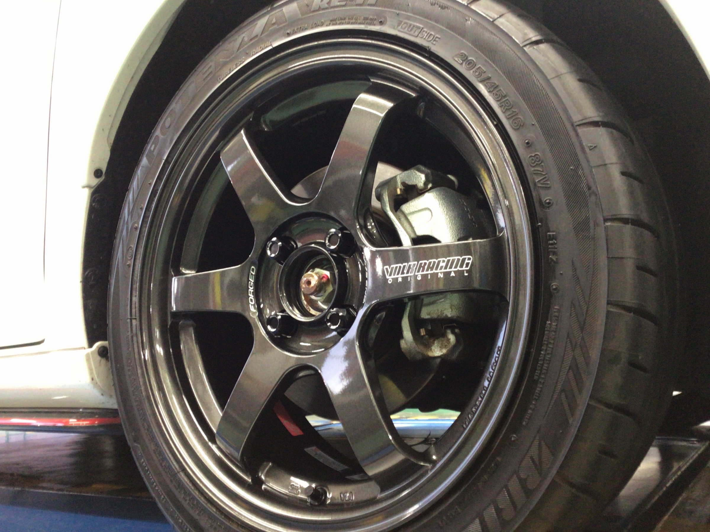 アルミホイール交換作業（RAYS VOLKRACING TE37 SONIC） 日産・マーチNISMO | 店舗おススメ情報 | タイヤ館 ...