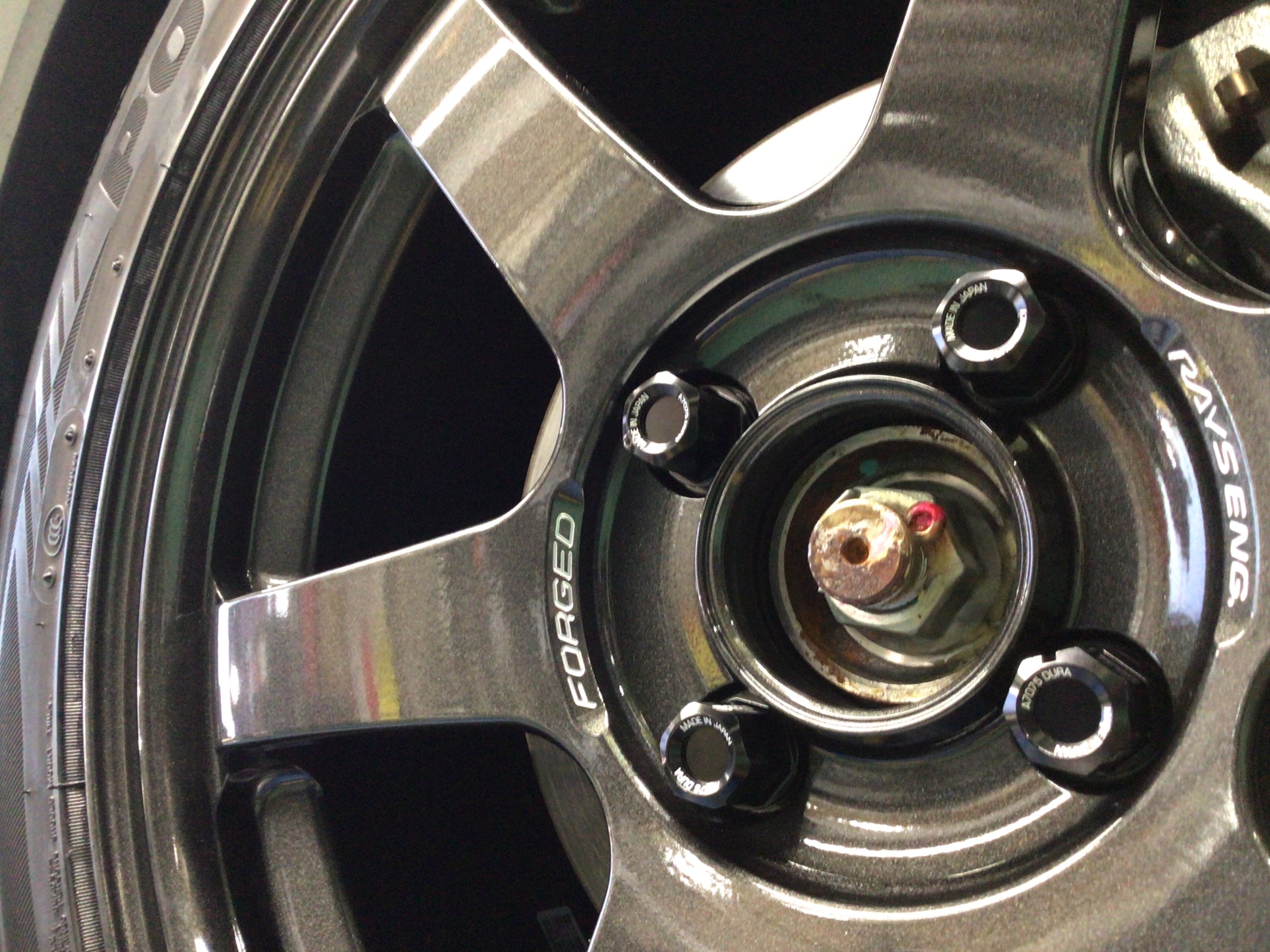 アルミホイール交換作業（RAYS VOLKRACING TE37 SONIC） 日産・マーチNISMO | 店舗おススメ情報 | タイヤ館 ...