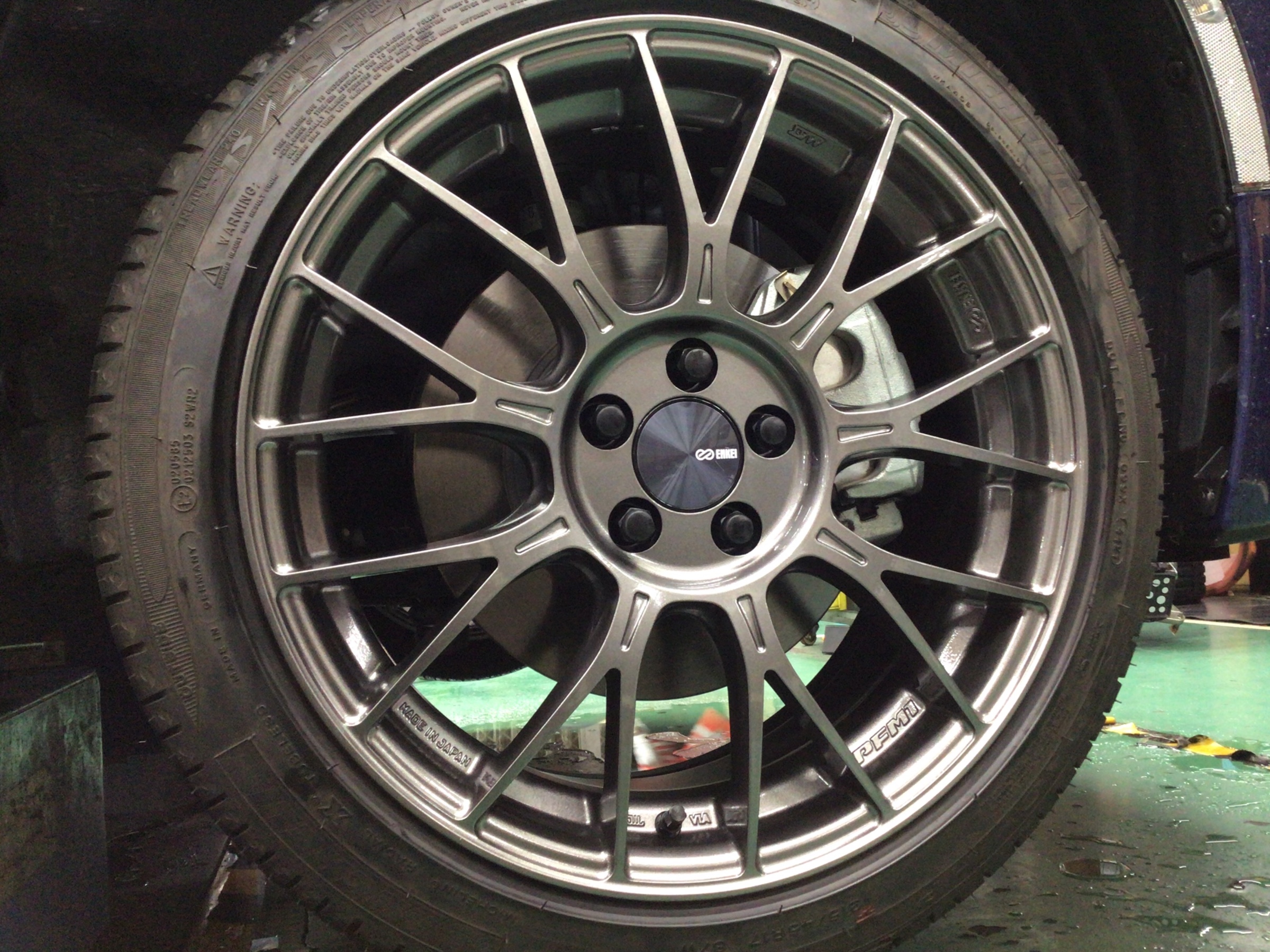 アルミホイール交換作業（エンケイ PFM1） トヨタ・GR86 | 店舗おススメ情報 | タイヤ館 安城