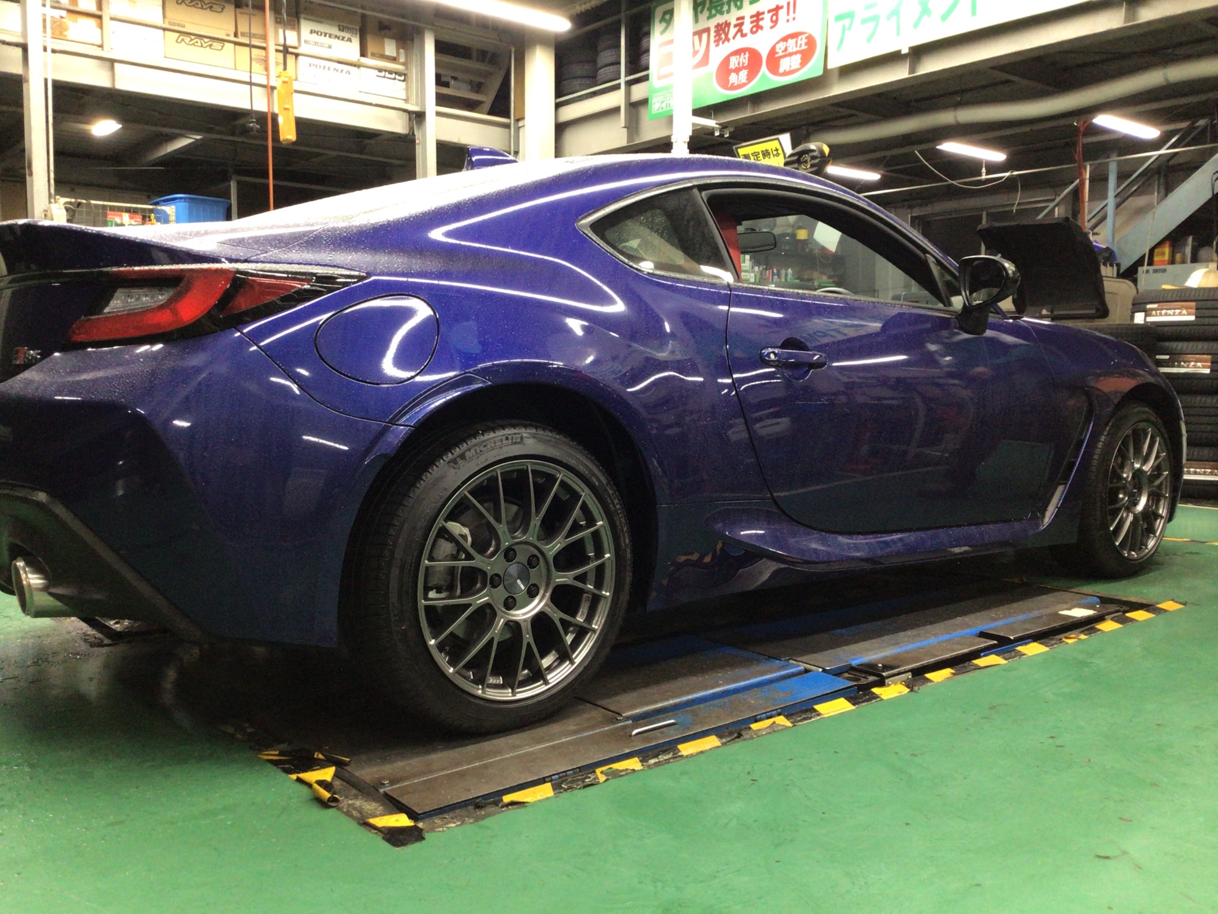 アルミホイール交換作業（エンケイ PFM1） トヨタ・GR86 | 店舗おススメ情報 | タイヤ館 安城