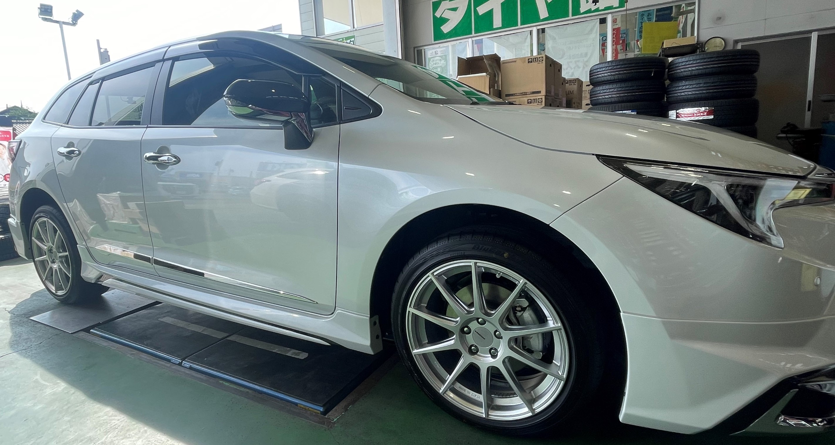 【トヨタ カローラツーリング】POTENZA SW010取付 | 店舗おススメ情報 | タイヤ館 前橋荒牧店（群馬県） | タイヤからはじまる、トータルカーメンテナンス タイヤ館グループ