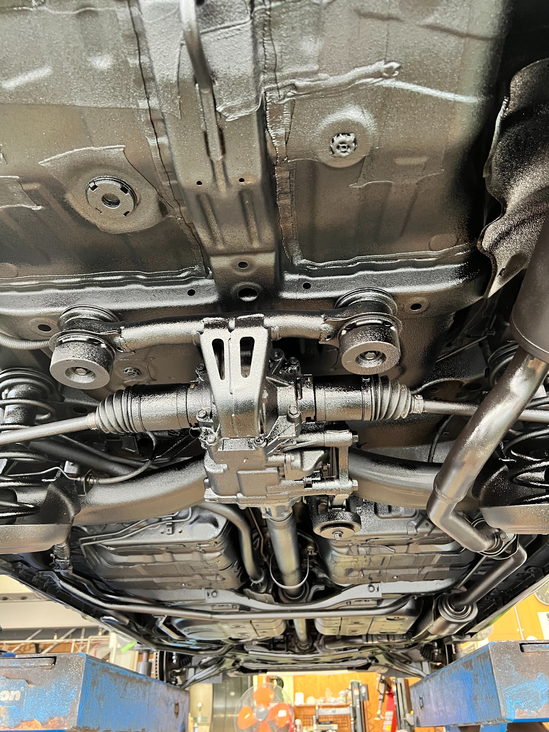 【車検整備】ヴェゼルRU4 エンドックス下廻りアンダーコート | 恵庭店の作業 | タイヤ館 恵庭 | タイヤからはじまる、トータルカー ...