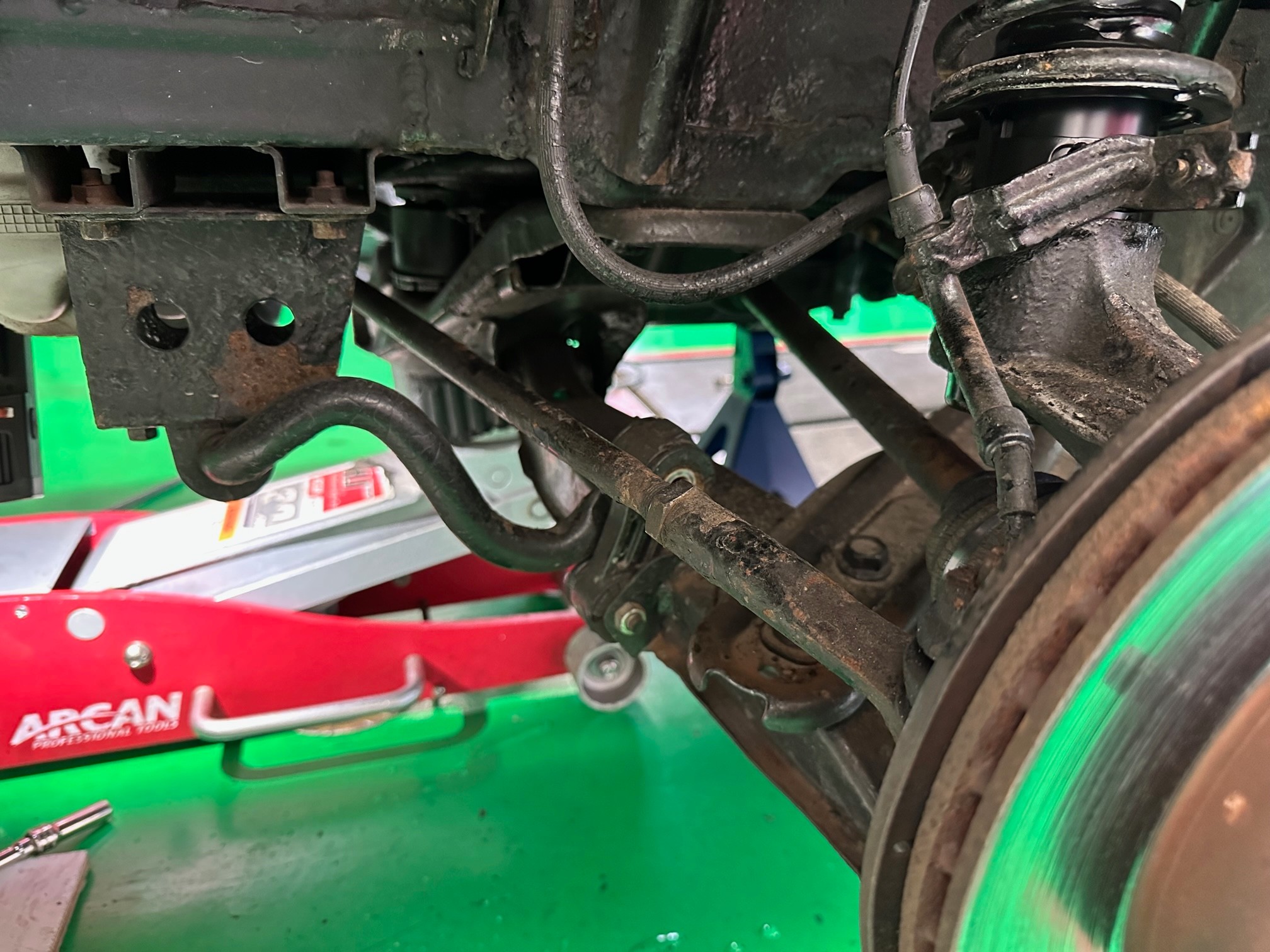 スバル サンバー（TW2） 足回りリフレッシュ＆タイロッド交換 | 店舗おススメ情報 | タイヤ館 瀬谷（神奈川県）