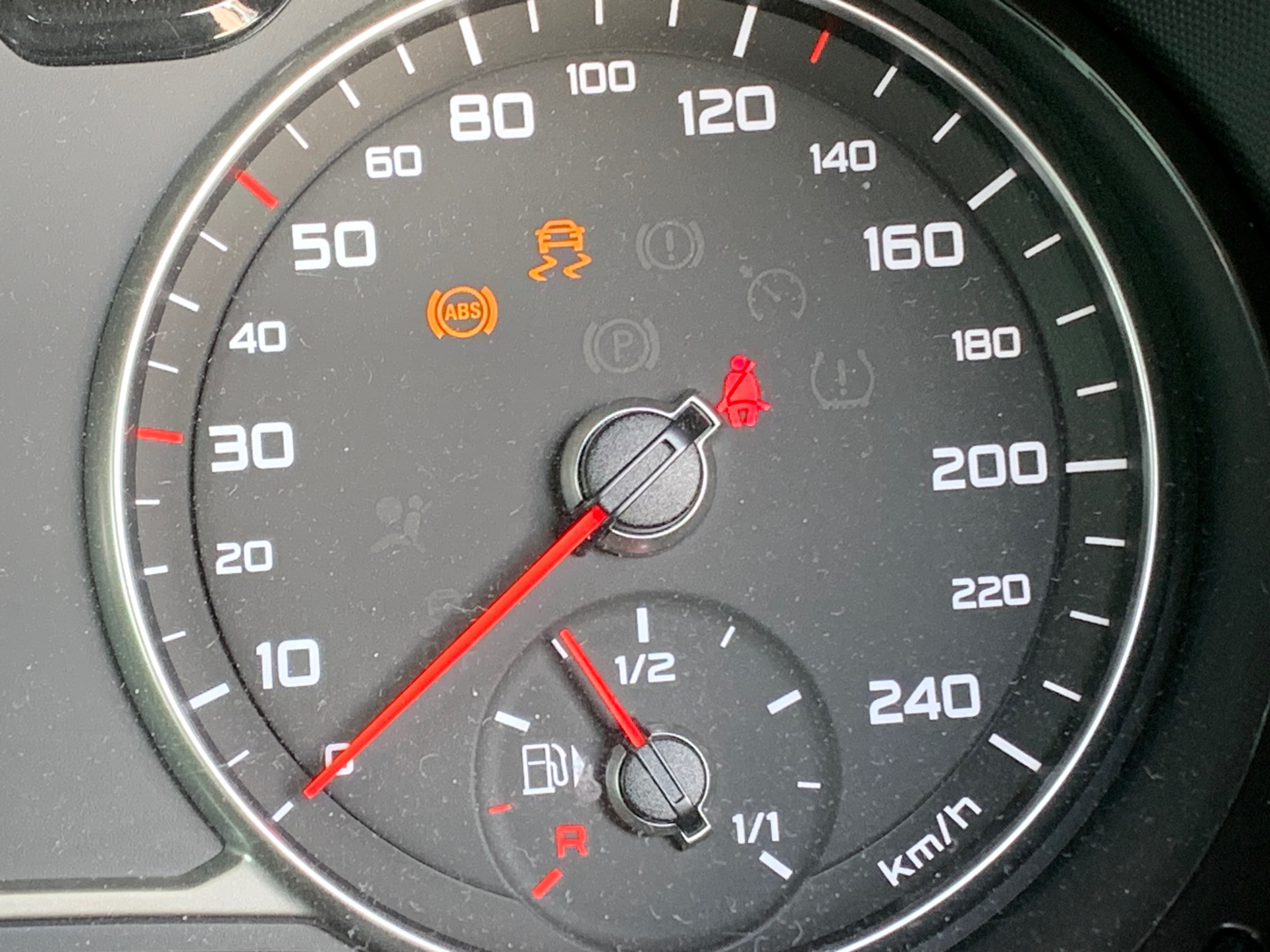 アウディ A1 ABS/ESP警告灯点灯【修理】 | 店舗おススメ情報 | タイヤ館 六日町（新潟県）