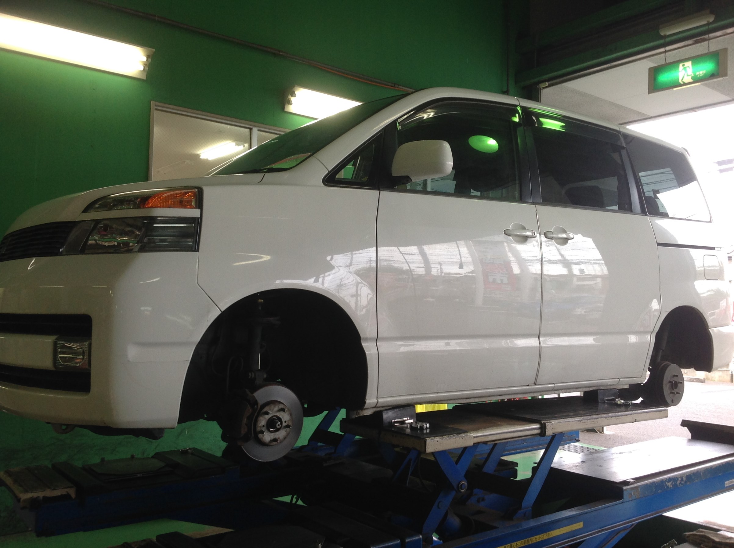 トヨタ「VOXY AZR60」タイヤ交換＆TPMS＆アライメント調整！！ | 店舗おススメ情報 | タイヤ館 鎌ヶ谷（千葉県）