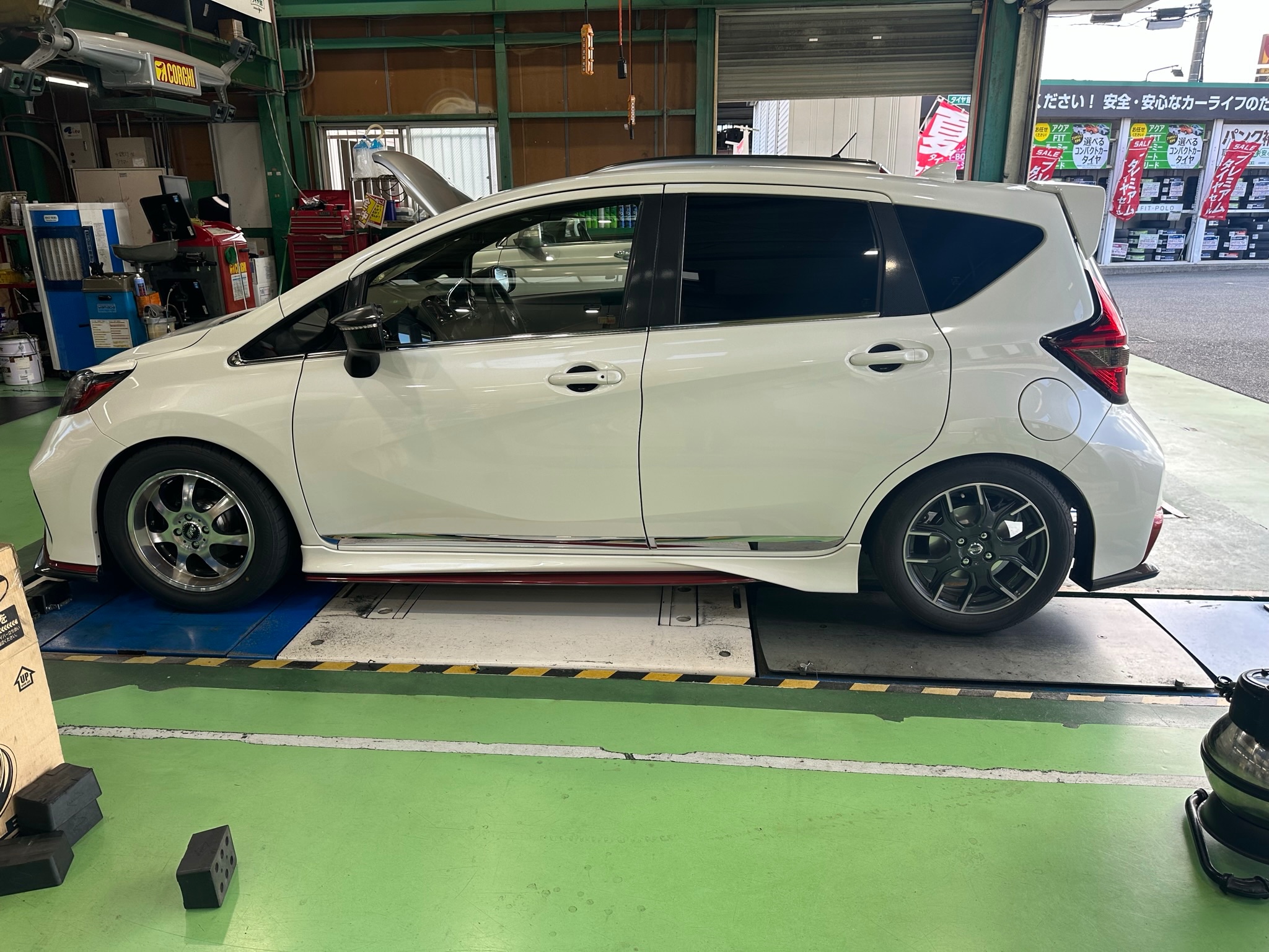 ニッサンノートにWORK EMOTION RS11 ホワイトカラー 16インチ取り付け～♪ | 店舗おススメ情報 | タイヤ館 堺北（大阪府）