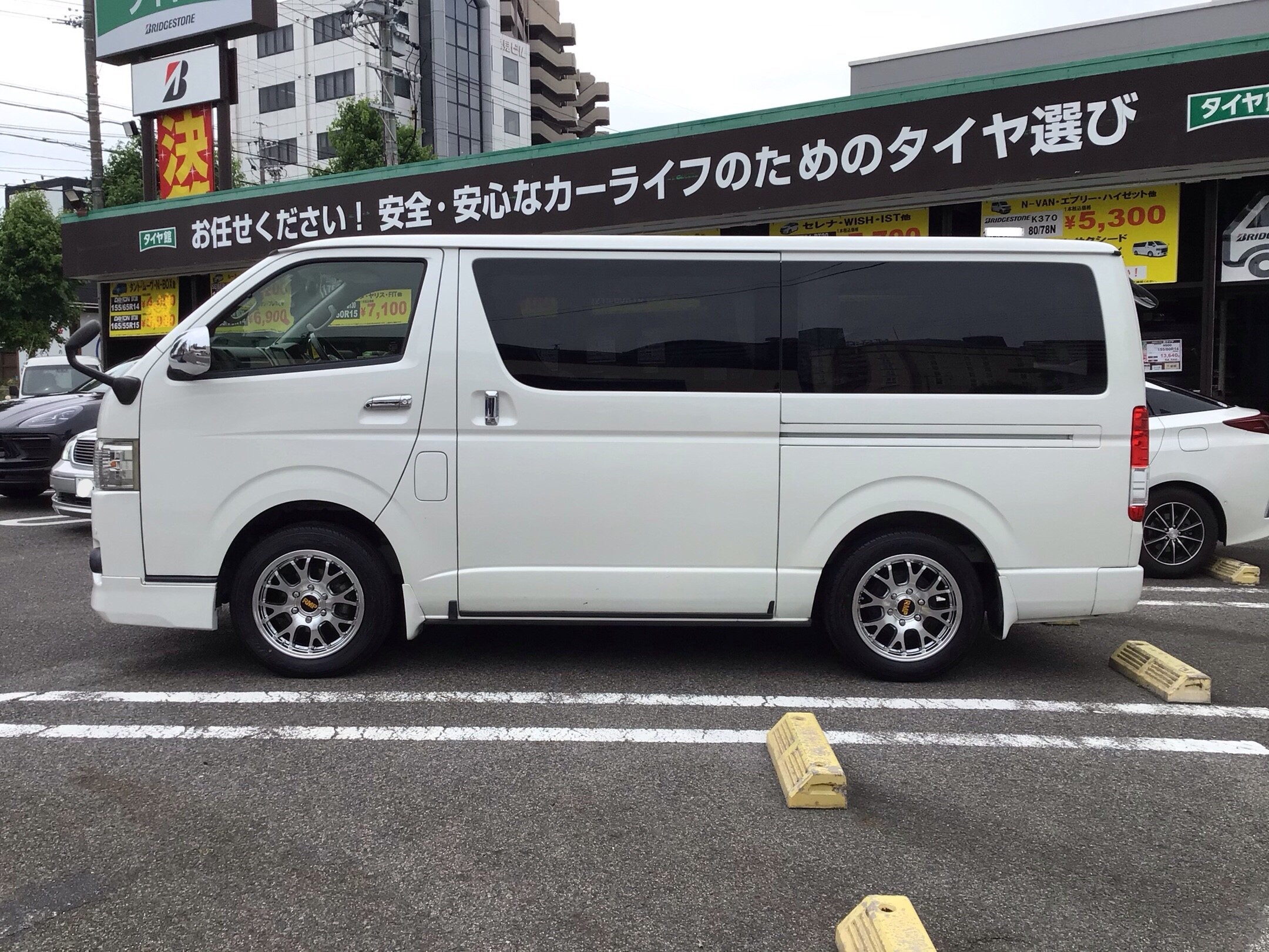 【トヨタ・ハイエース】タイヤ交換作業（ブリヂストン GL-R）アルミホイール交換作業（RMP 028FX） | 店舗おススメ情報 | タイヤ館 安城（愛知県）