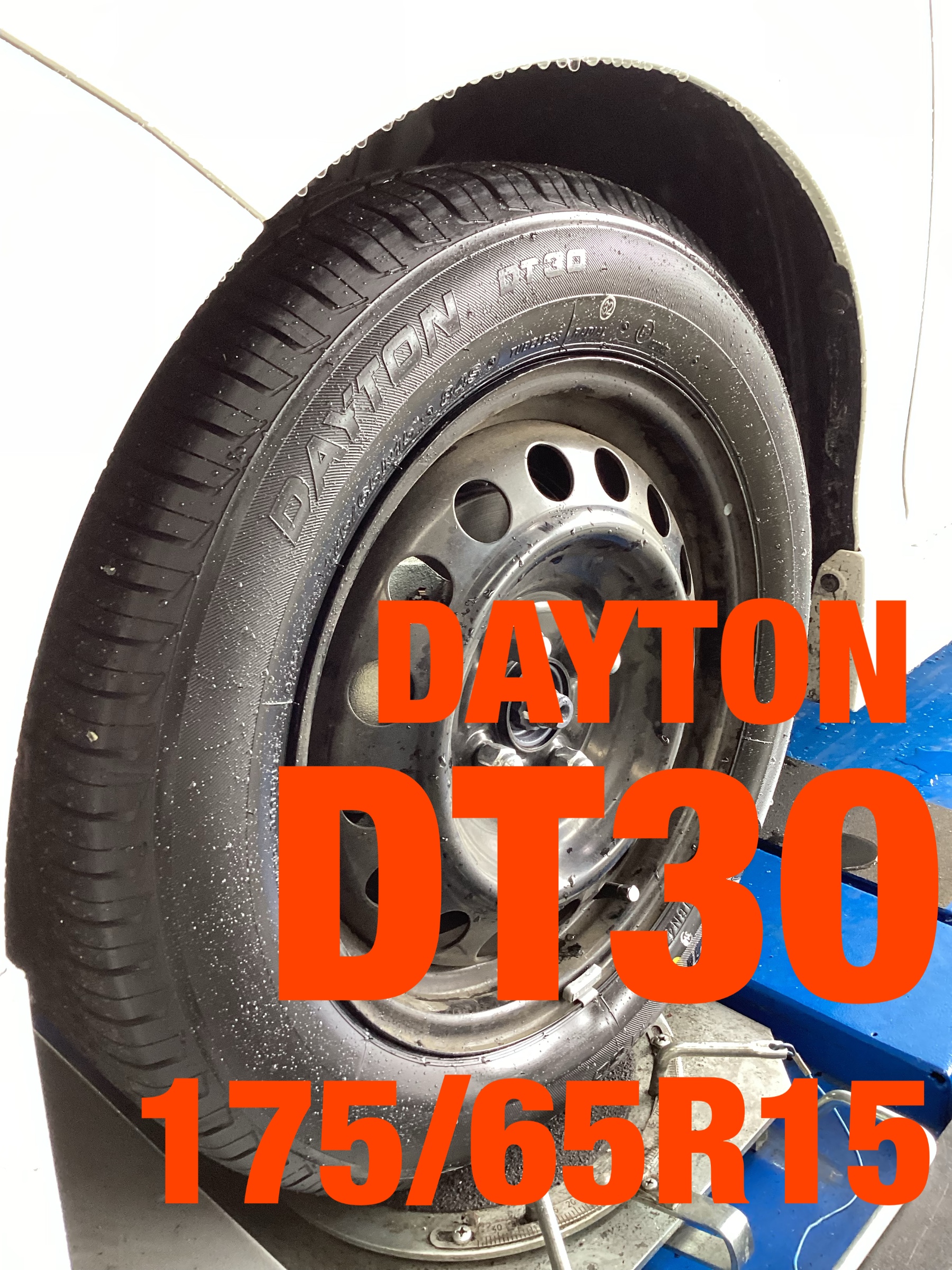 「チラシ掲載中のタイヤ」つけていくぞー！【トヨタ AQUA デイトンDT30 】 | 店舗おススメ情報 | タイヤ館 青梅（東京都）