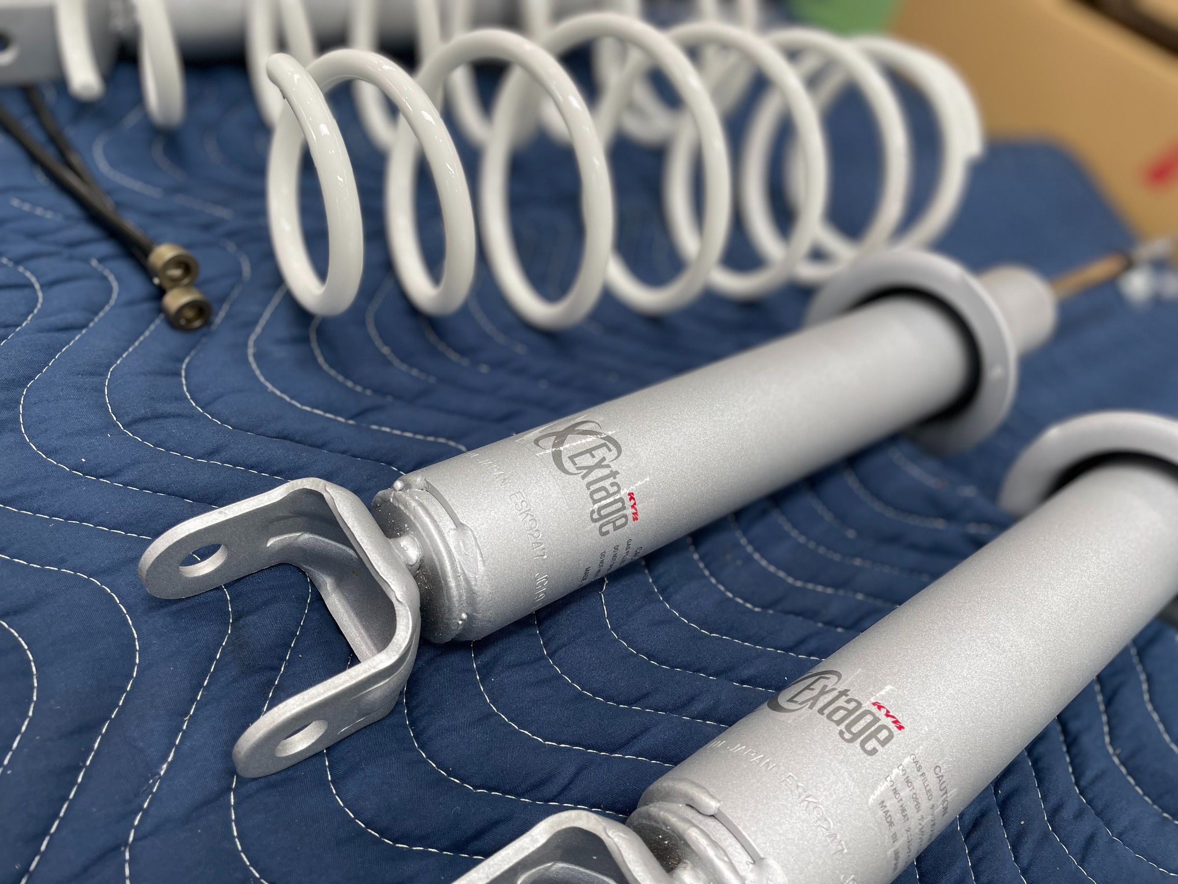 マフラーの次は足回りの交換！！「マツダ ロードスター」に「KYB Extage」をお取り付け♪ | 店舗おススメ情報 | タイヤ館 堺北（大阪府）