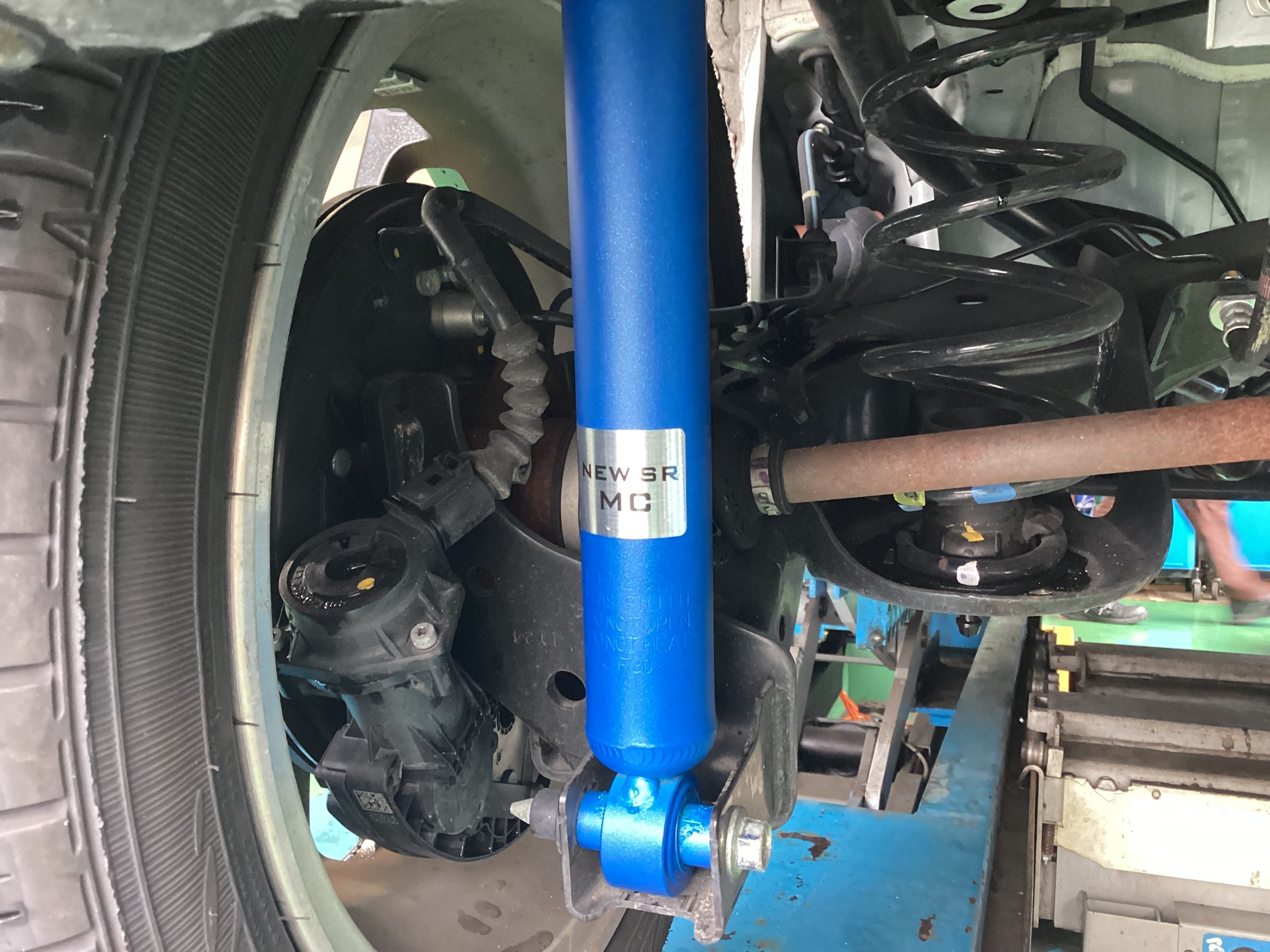 ホンダ N‐BOXカスタム（JF4） / KYB NEW SR MORE に交換 | 店舗おススメ情報 | タイヤ館 綾瀬（神奈川県）