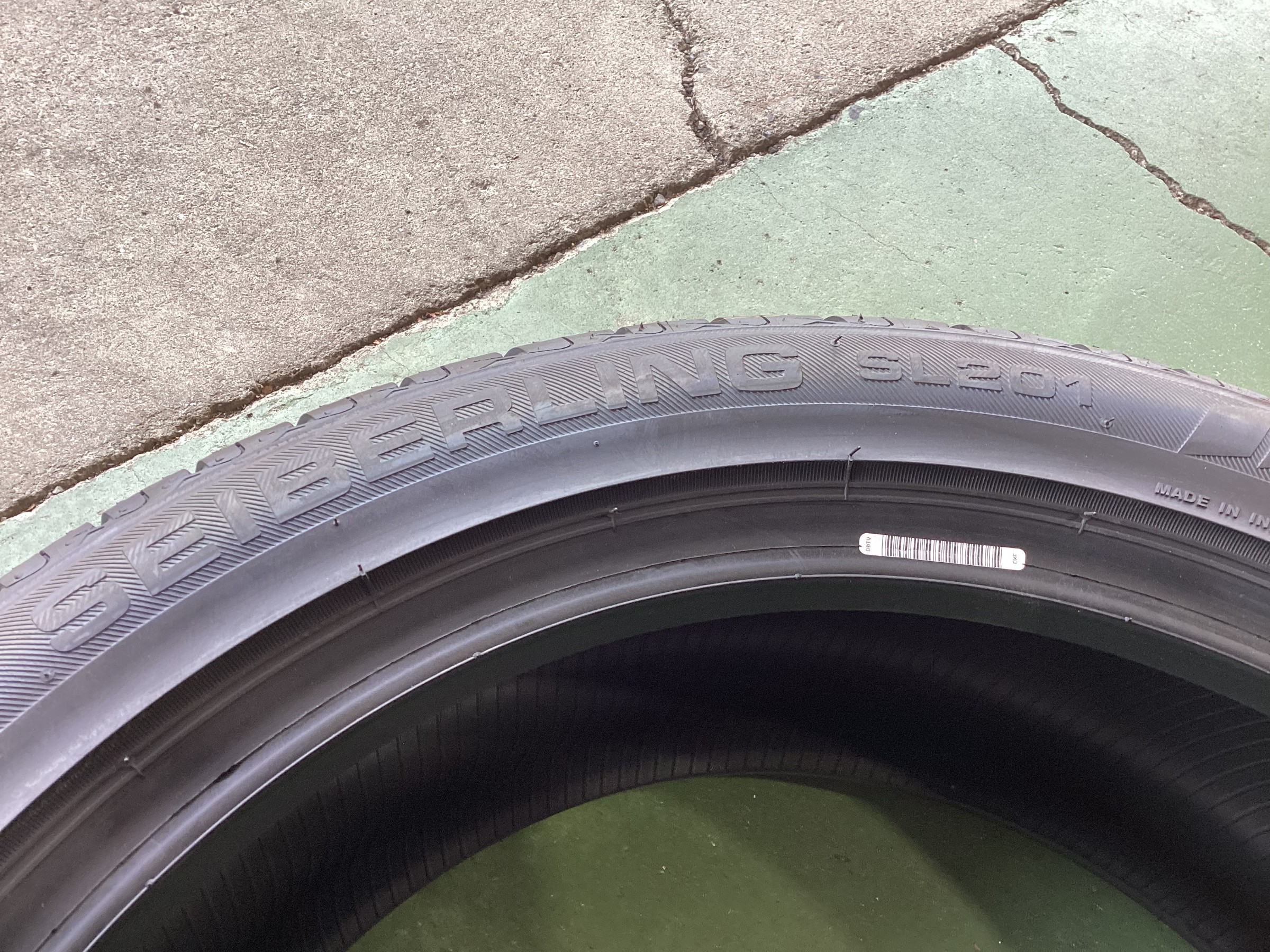 タイヤのひび割れにはご注意！VW ゴルフ セイバーリング SL201へタイヤ交換 | 店舗おススメ情報 | タイヤ館 五日市（広島県）