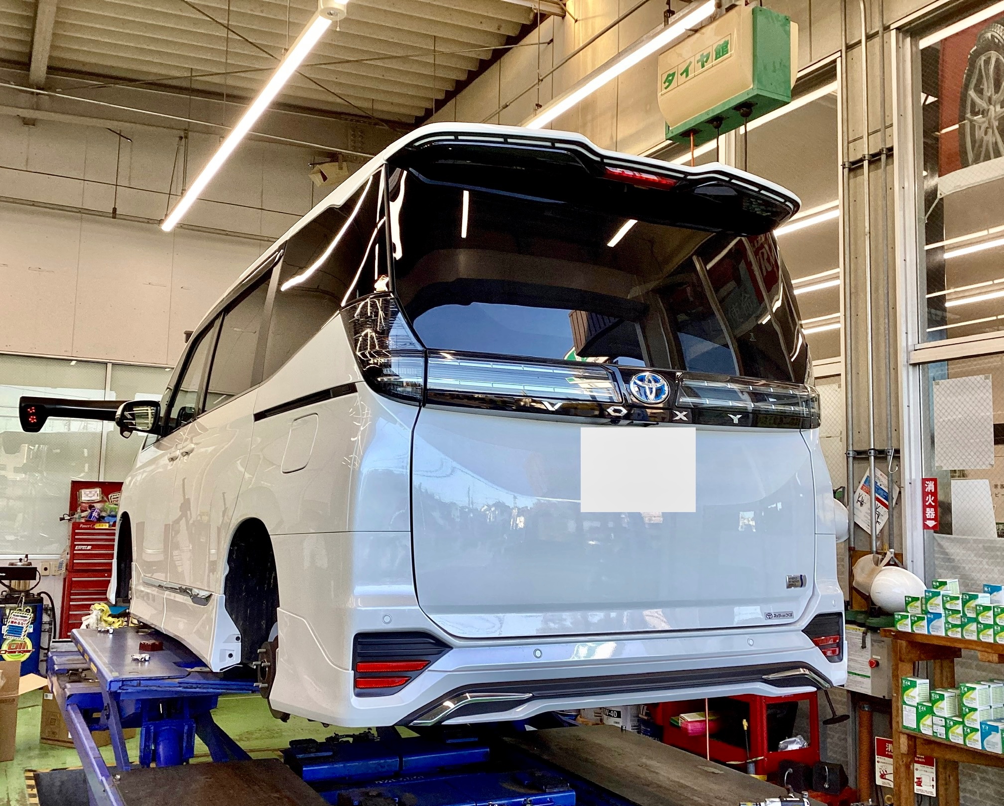 90系VOXY スタッドレスタイヤ取付け | トヨタ ヴォクシー タイヤ タイヤ・ホイール関連 > タイヤ・ホイール交換 | サービス事例 | タイヤ館 294谷和原ｲﾝﾀｰ | 茨城県の ...