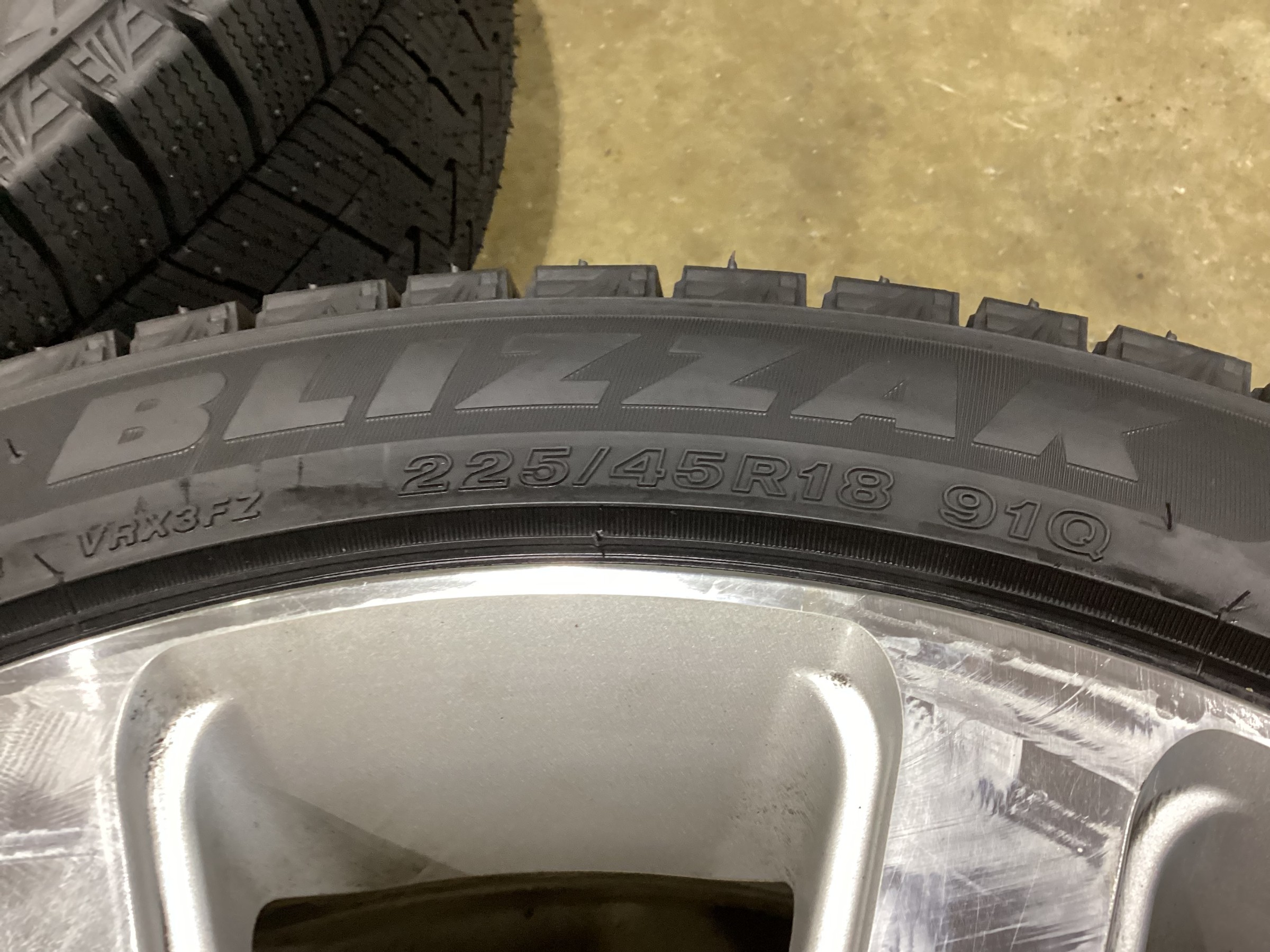 TOYOTA クラウン BLIZZAK VRX3 タイヤ交換！！ | 店舗おススメ情報 | タイヤ館 大府