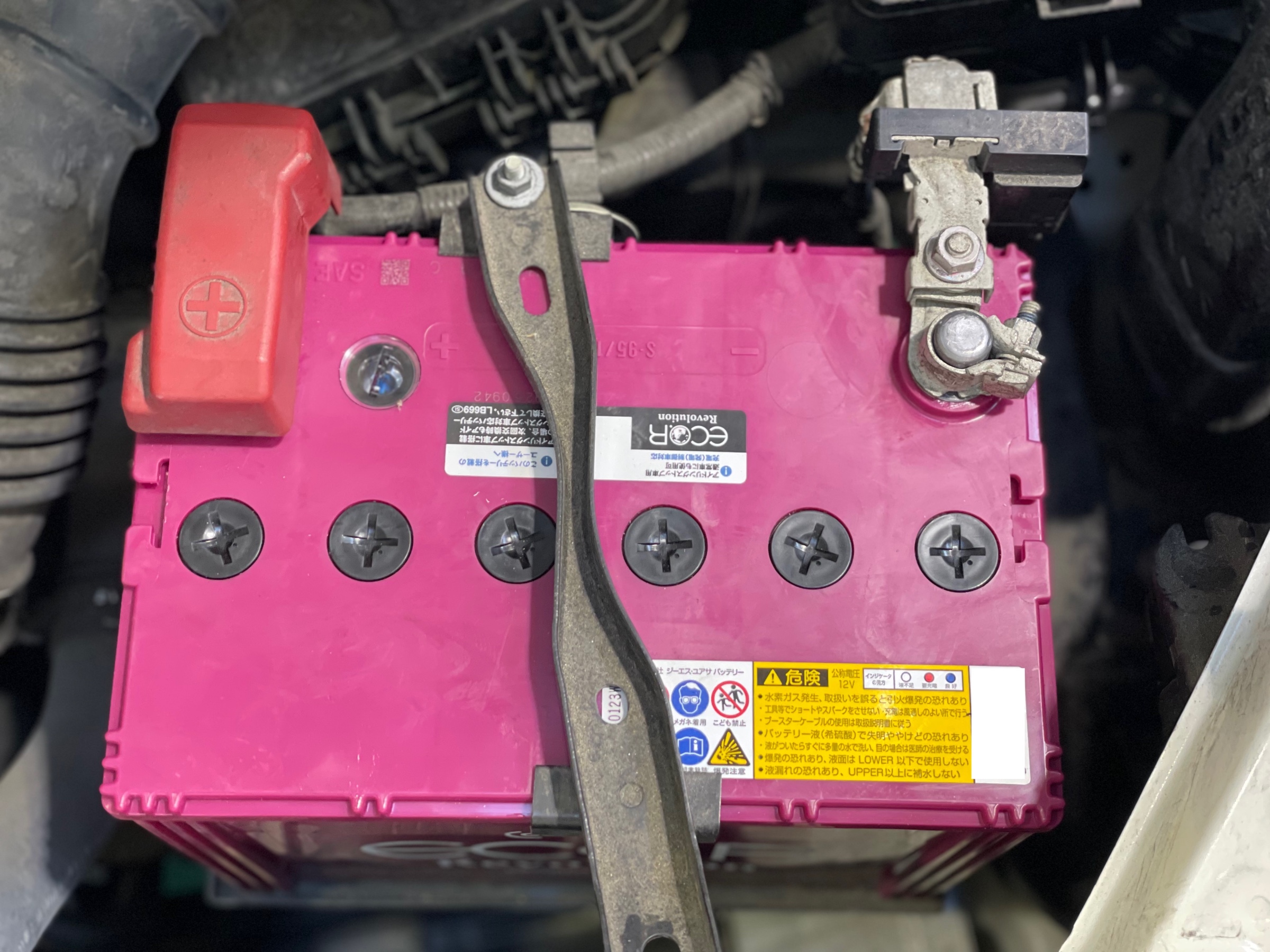 トヨタ ノア ZRR80 バッテリー交換 | メンテナンス商品 | サービス事例 | タイヤ館 加古川 | 兵庫県のタイヤ、カー用品ショップ ...