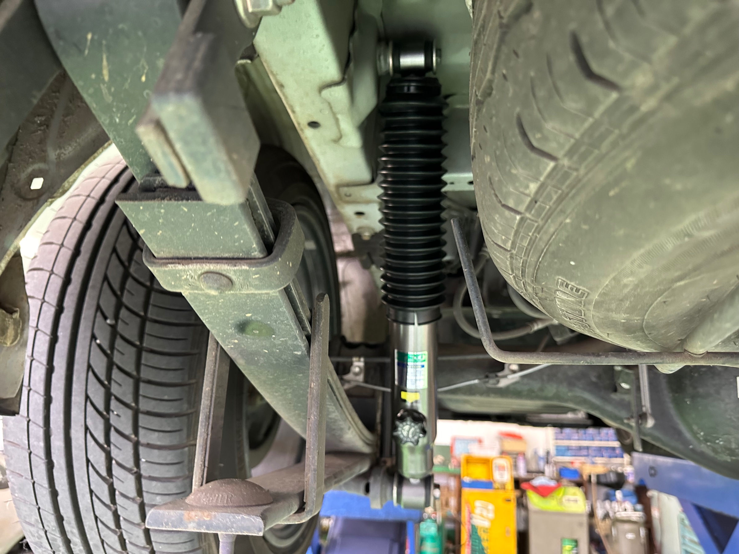 【トヨタ・ハイエース・GDH201】ショック交換 | 店舗おススメ情報 | タイヤ館 土浦北インター（茨城県）