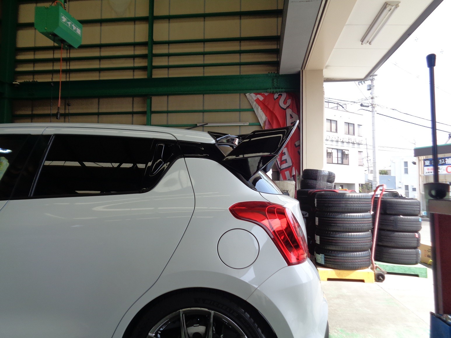 ZC33型スイフトスポーツ SWK製WRウィングで圧倒的な迫力に！ | 店舗おススメ情報 | タイヤ館 加古川中央（兵庫県）