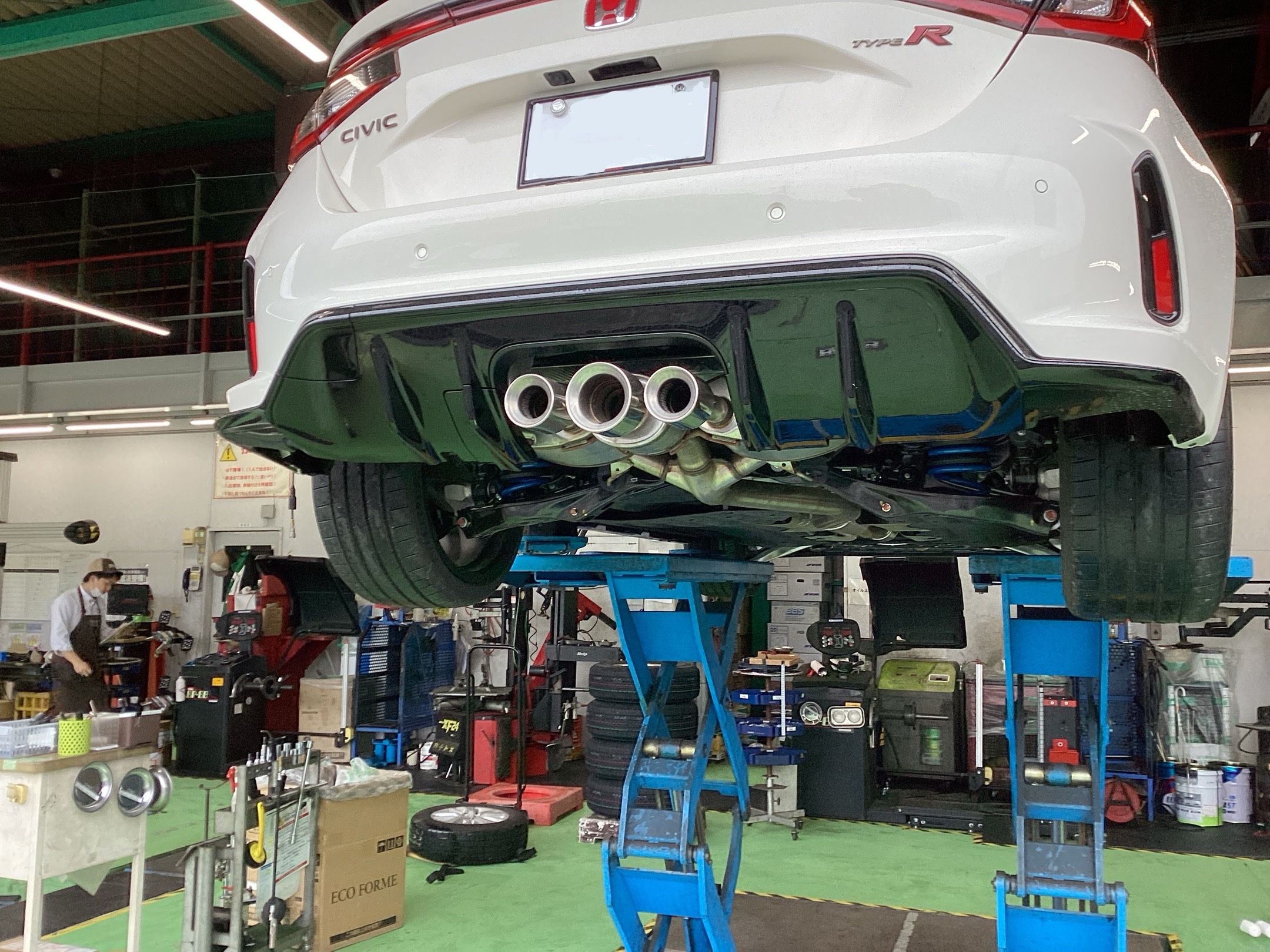 【ホンダ／シビックTYPER FL5】のマフラー交換作業 | 店舗おススメ情報 | タイヤ館 成田（千葉県）