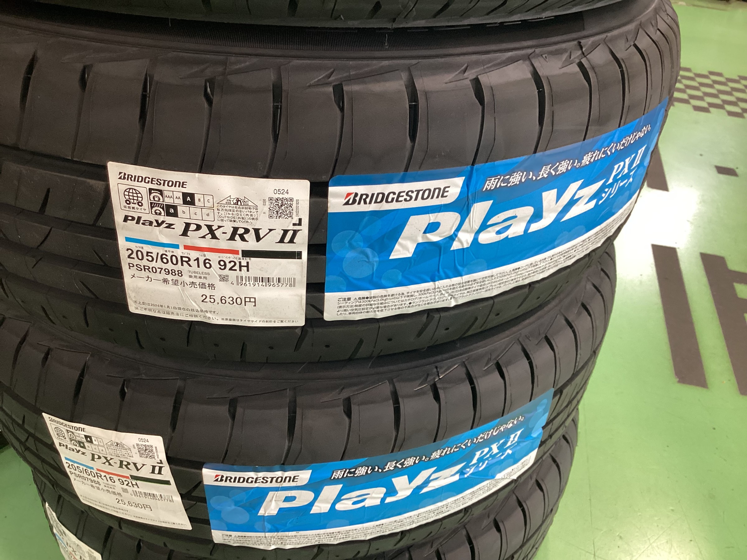 直進安定性とウェット性能に優れたミニバン専用タイヤ♪「トヨタ プリウスα」に【Playz PX-RVII 205/60R16】を交換！ | 店舗おススメ情報 | タイヤ館 堺北（大阪府）