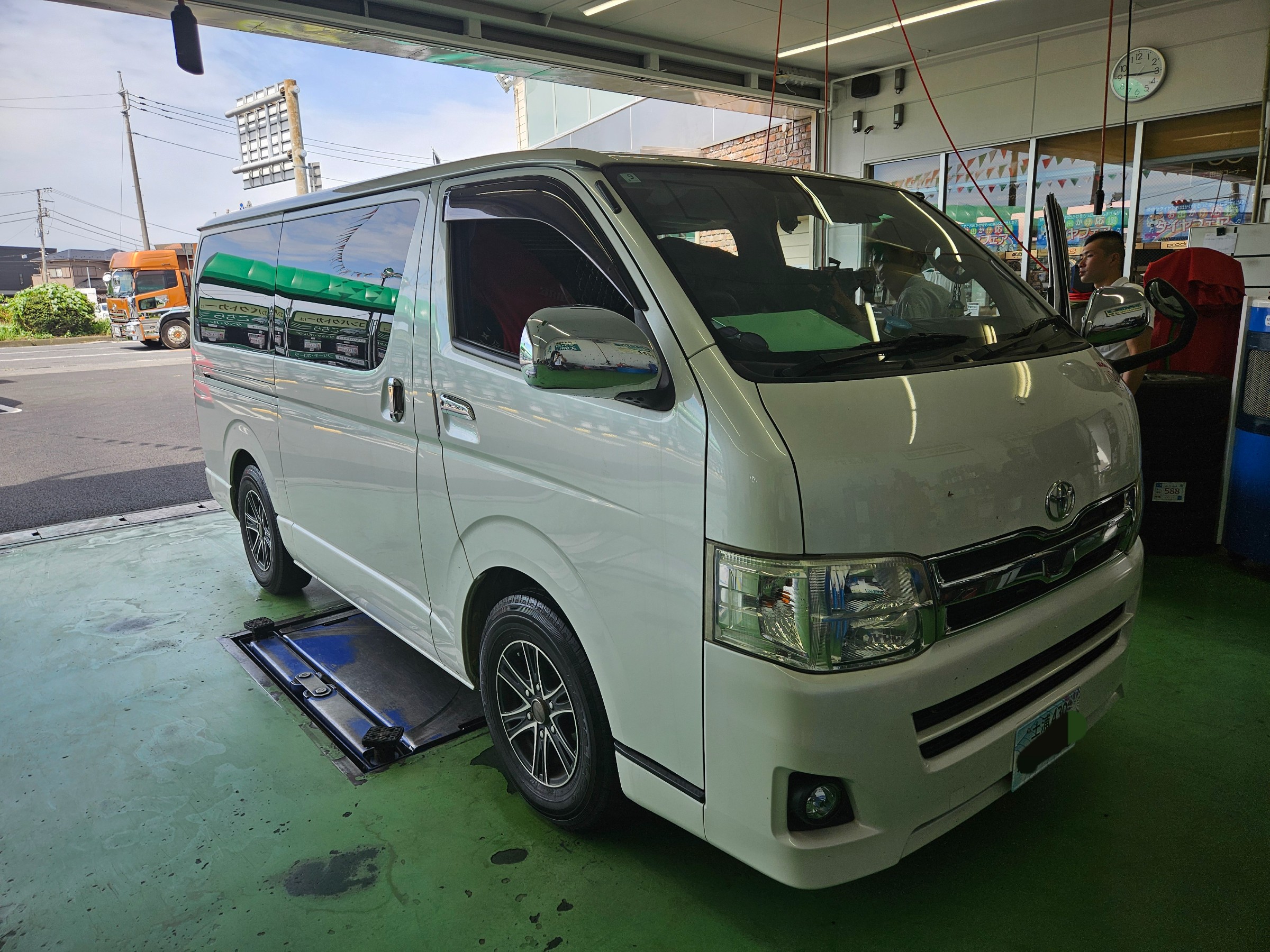 【トヨタ TRH200 ハイエース】バッテリー交換 | 店舗おススメ情報 | タイヤ館 土浦北インター（茨城県）