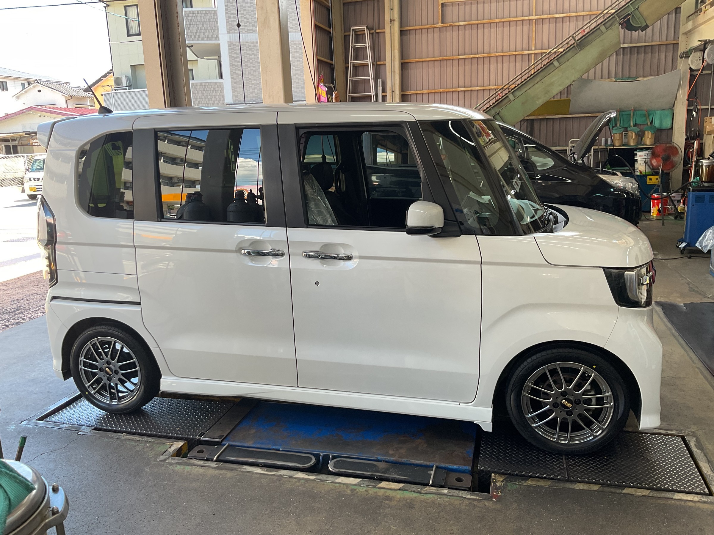 ホンダ N-BOX BBS RE-L2 15インチ取付 (^^♪② | 店舗おススメ情報 | タイヤ館 三原（広島県）