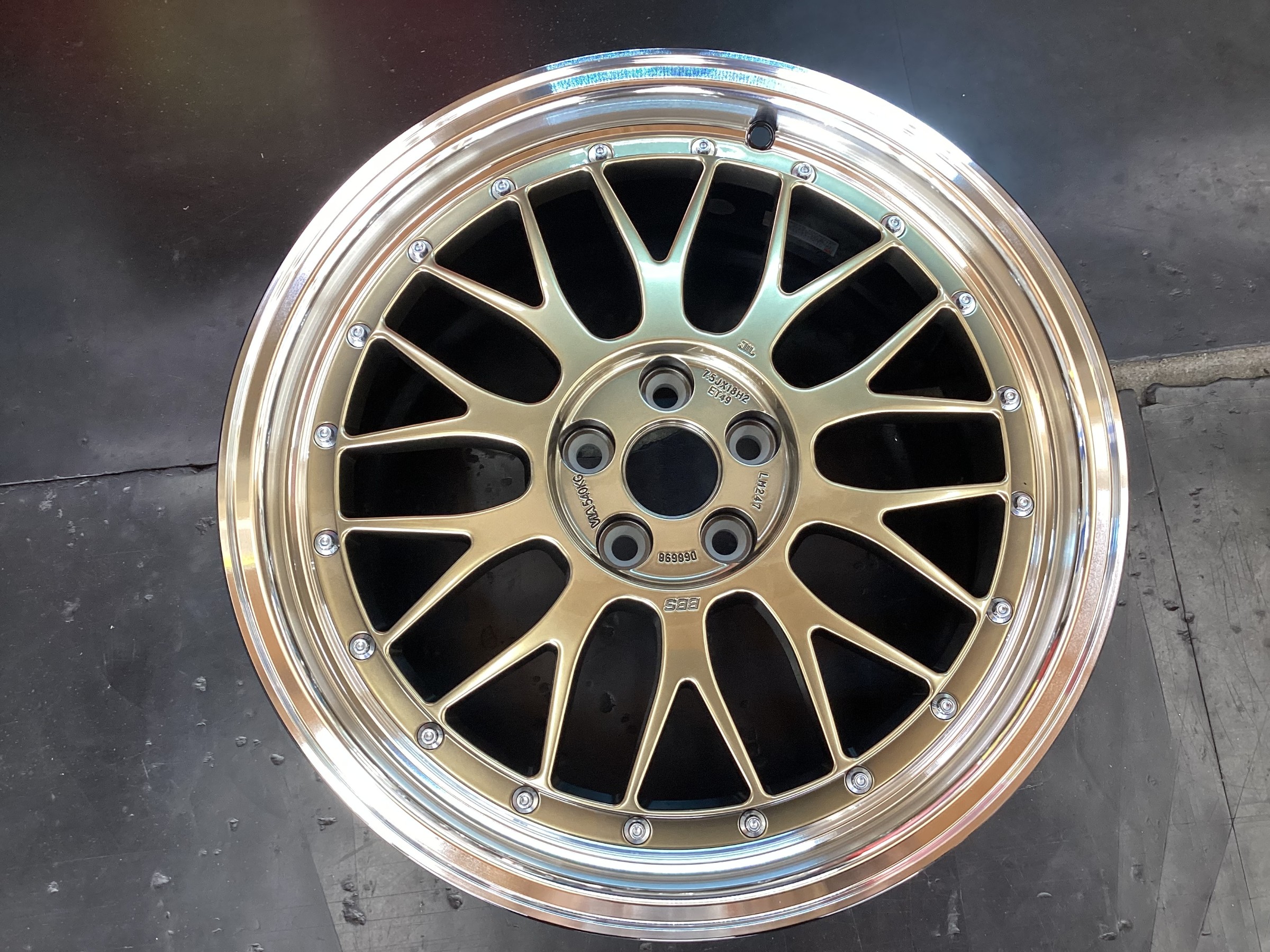 トヨタ プリウスPHV BBS LM限定カラー 18インチ取付 (^^♪① | 店舗おススメ情報 | タイヤ館 三原（広島県）